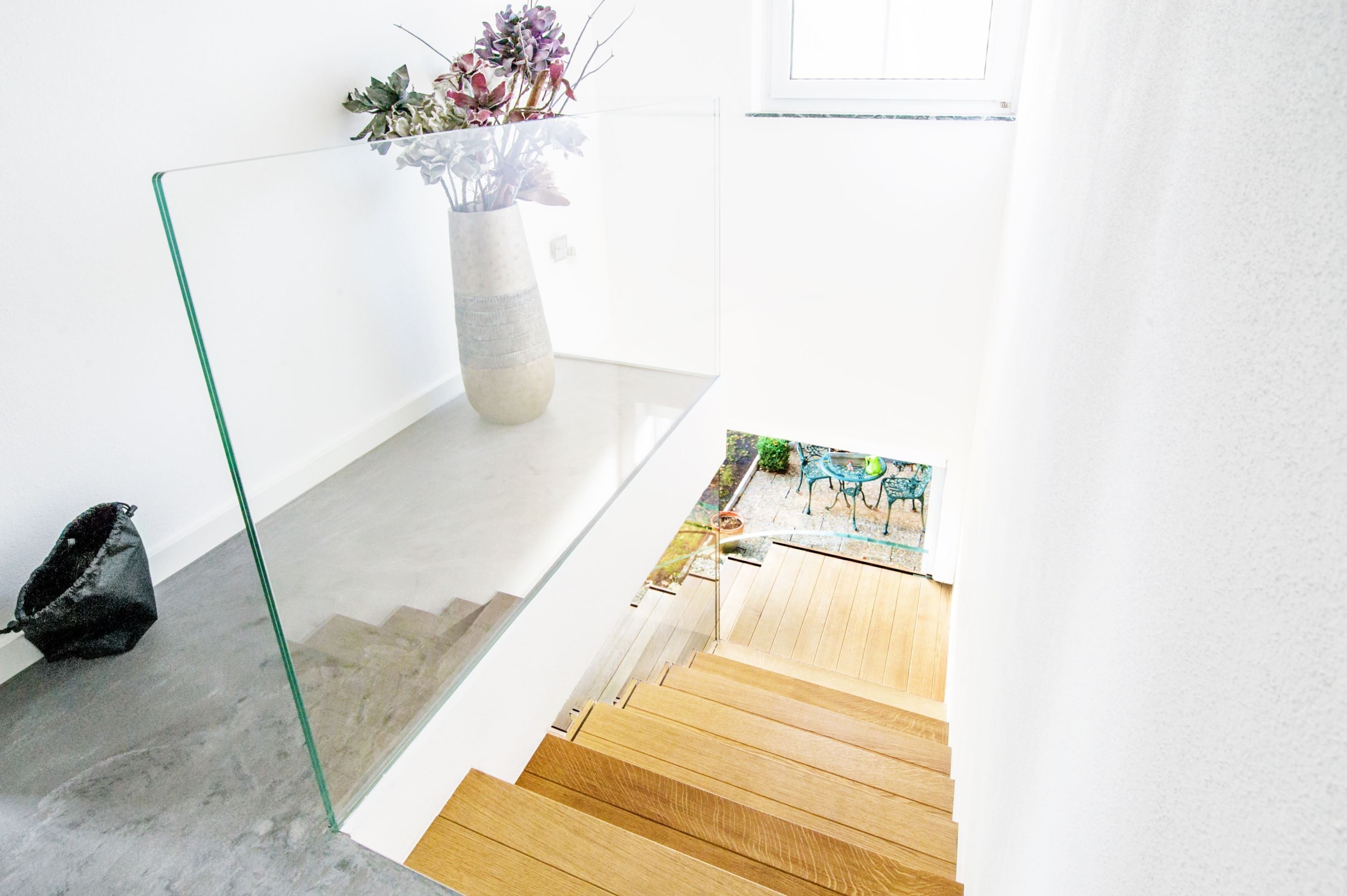 FLOATING WAVES | Cantilevered staircase By Siller Treppen