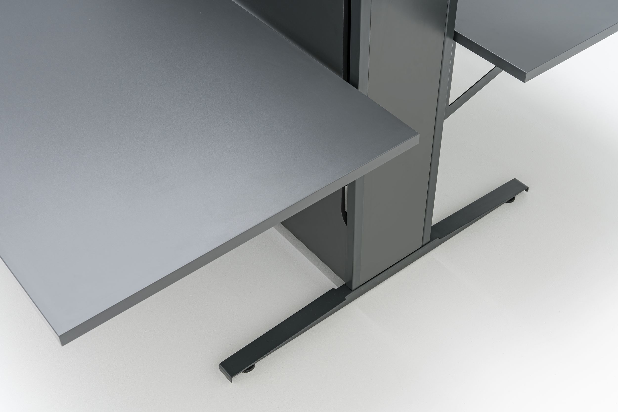 FLOW | Height-adjustable office desk By MDD