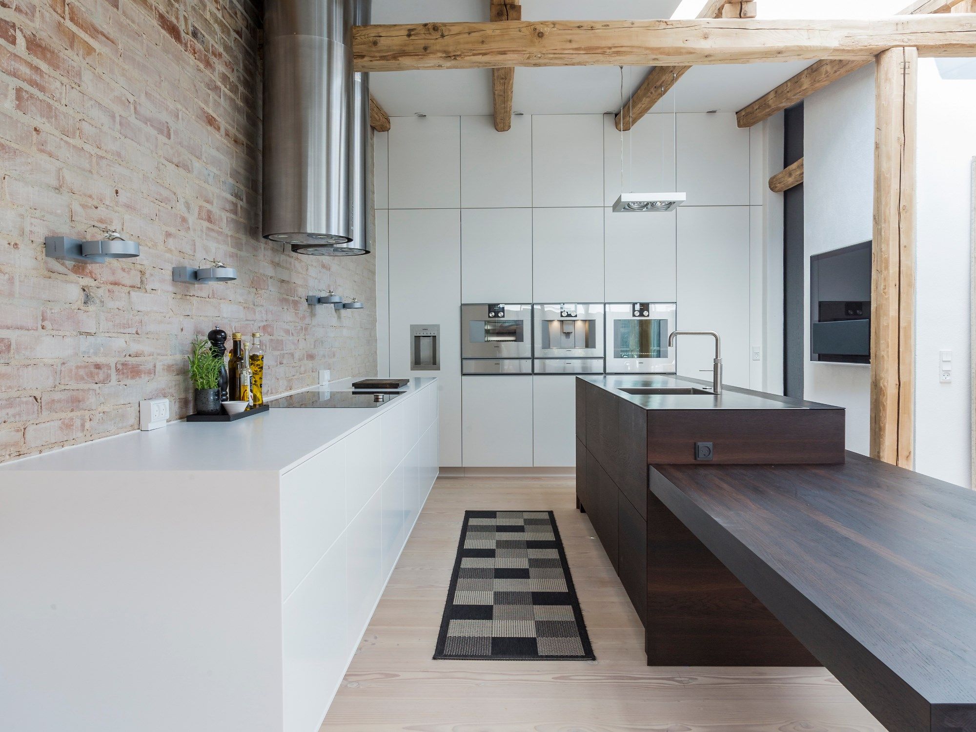 Cuisine sur mesure avec îlot FORM 45 SMOKED OAK / FORM 2 CHALK WHITE By ...