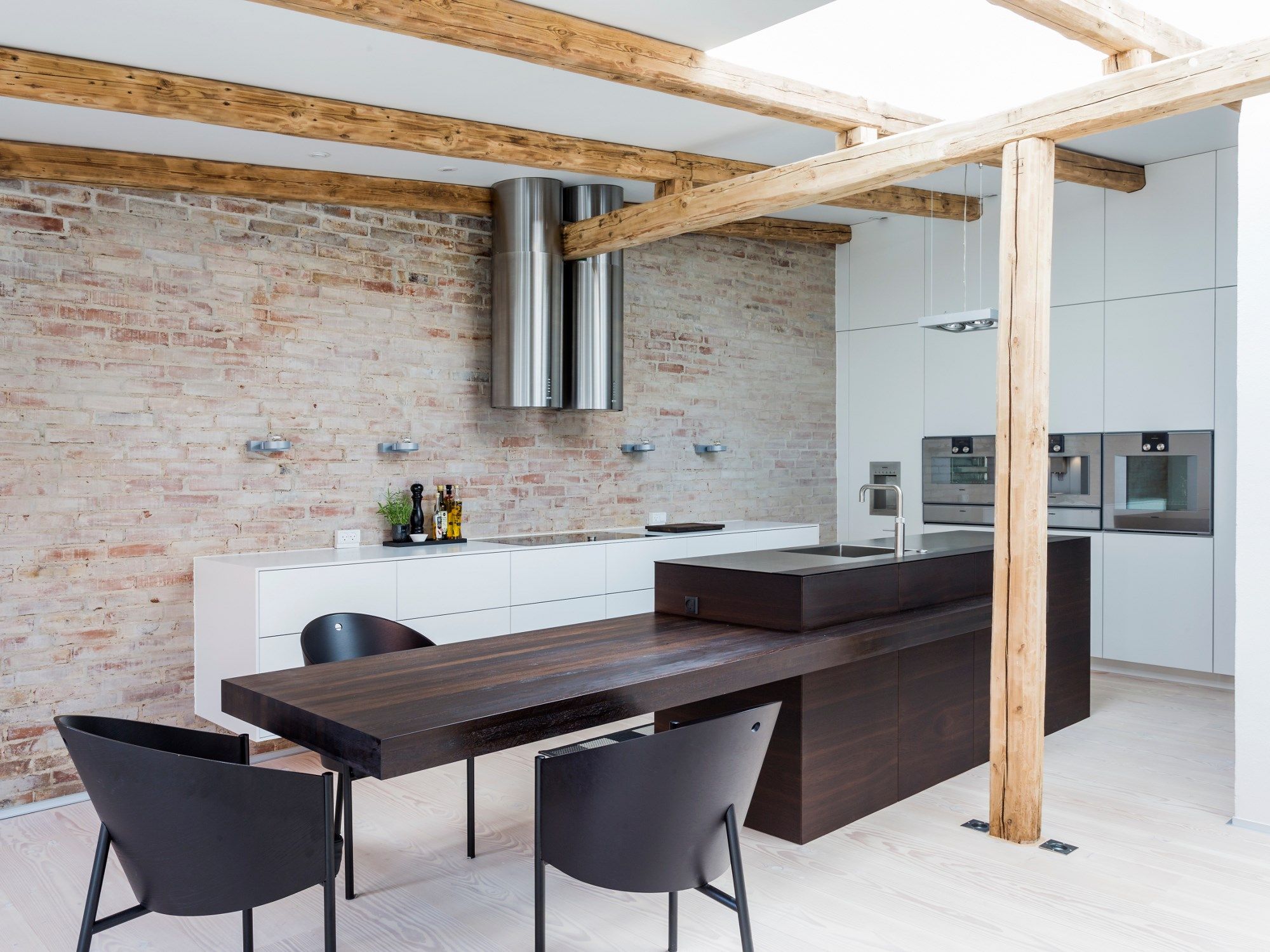 Cuisine sur mesure avec îlot FORM 45 SMOKED OAK / FORM 2 CHALK WHITE By ...