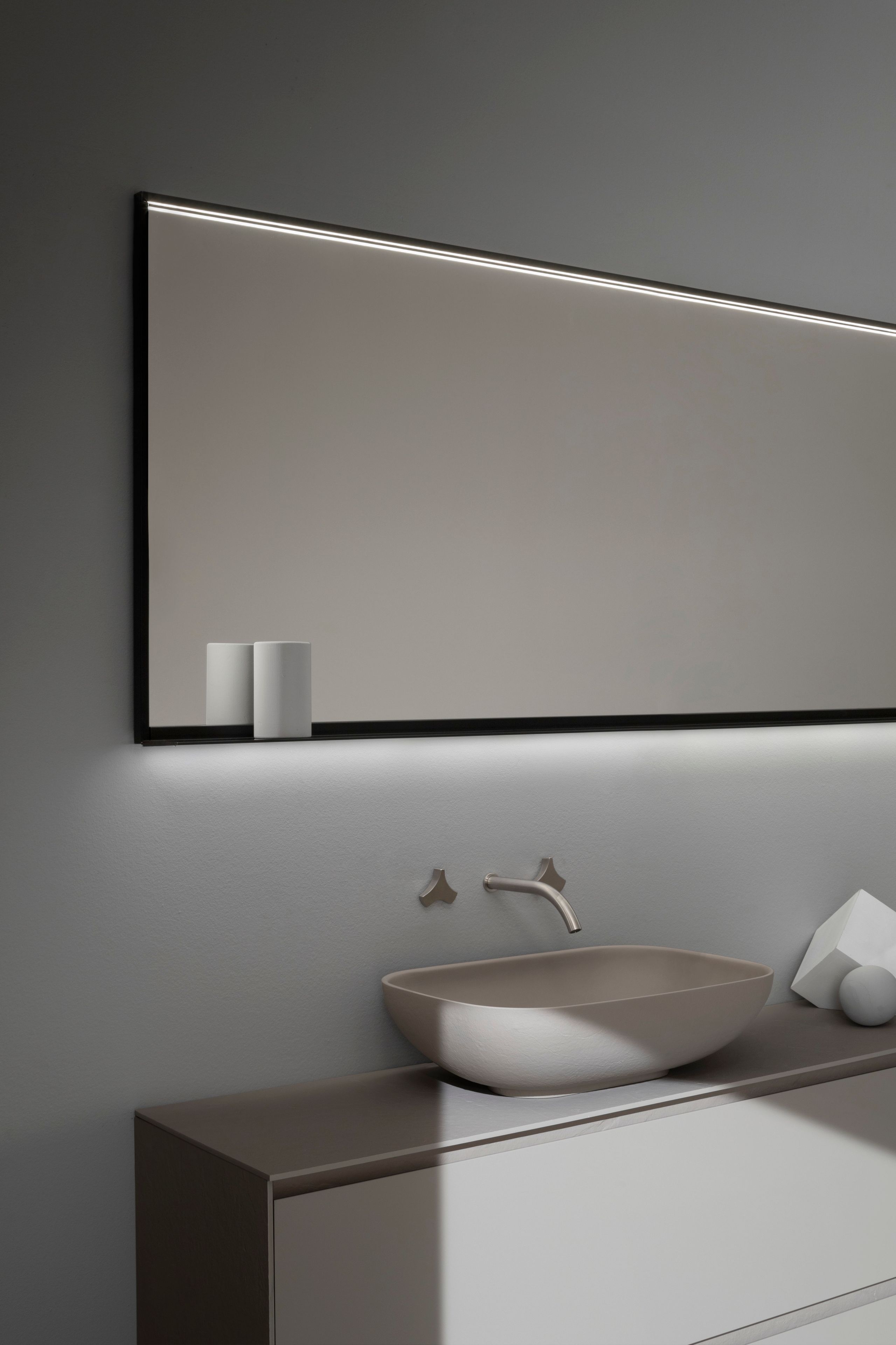 FRAME Wall-mounted bathroom mirror with integrated lighting By ARBLU