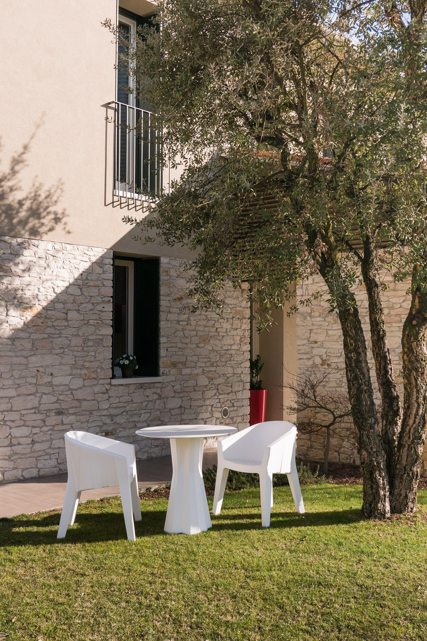 Tisch aus Polyethylen FROZEN DINING TABLE By Plust Design Matteo Ragni, Maurizio Prina