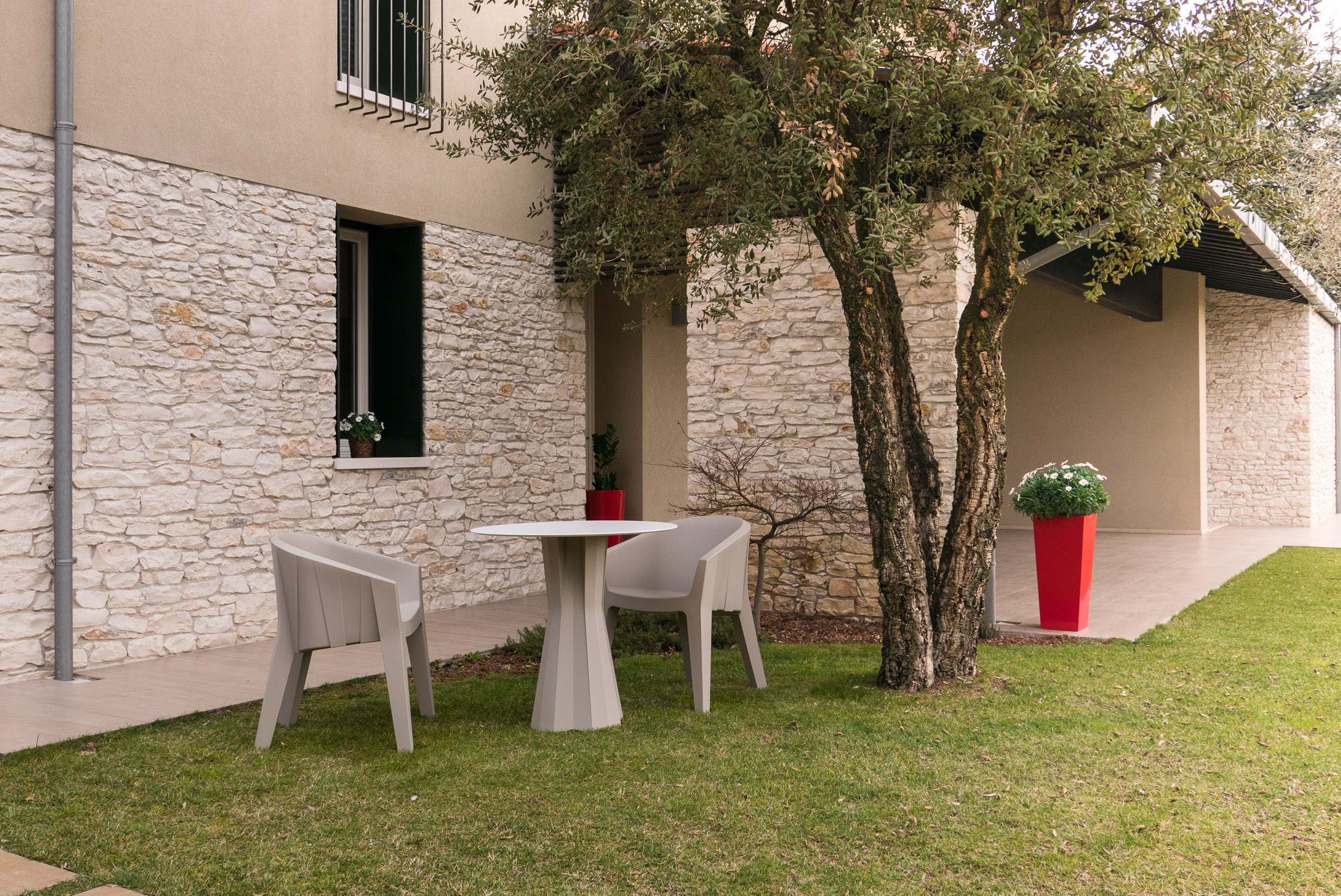 Tisch aus Polyethylen FROZEN DINING TABLE By Plust Design Matteo Ragni ...