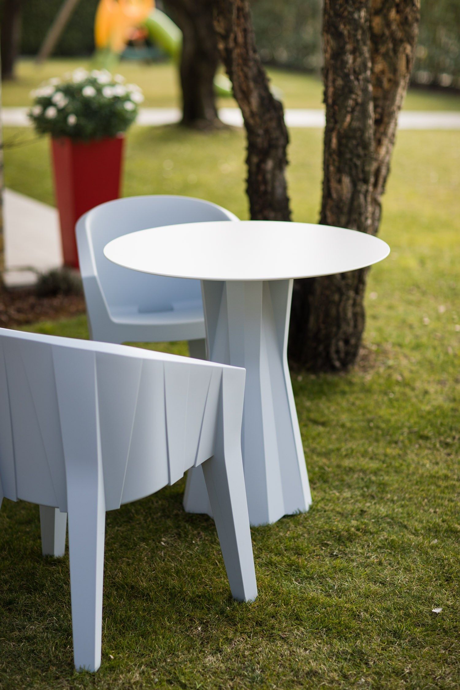 Tavolo in polietilene FROZEN DINING TABLE By Plust design Matteo Ragni, Maurizio Prina
