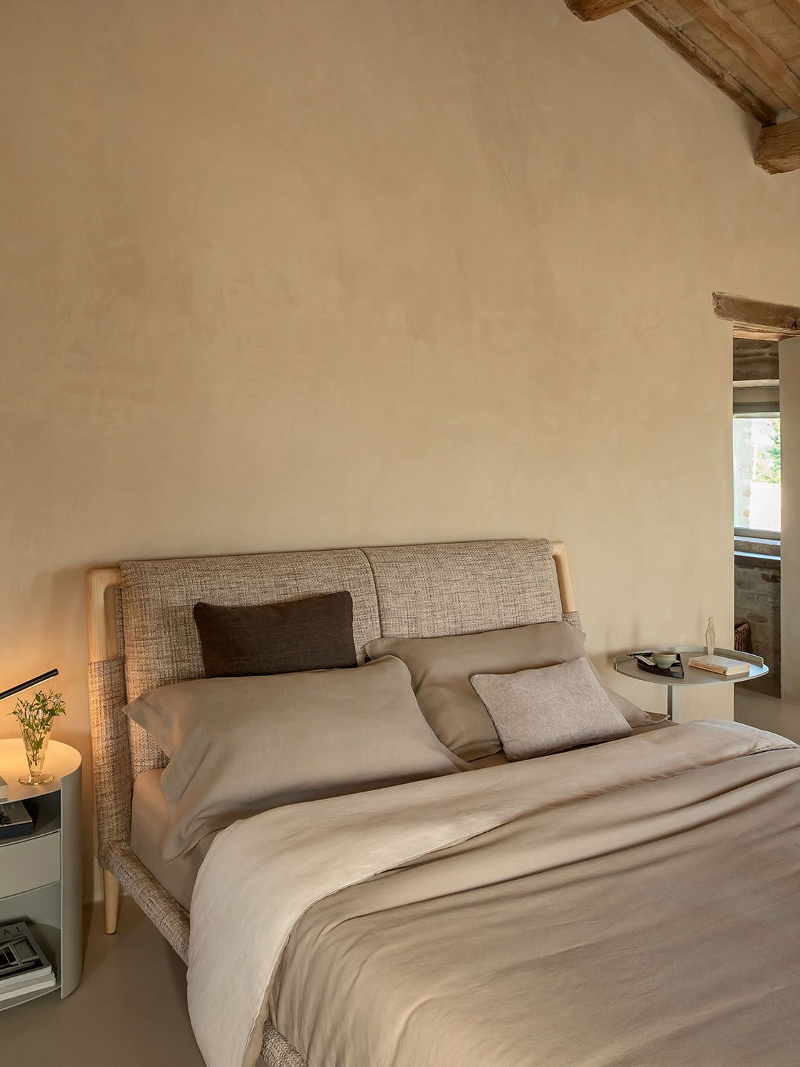 GAUDÍ Double bed with upholstered headboard By Flou