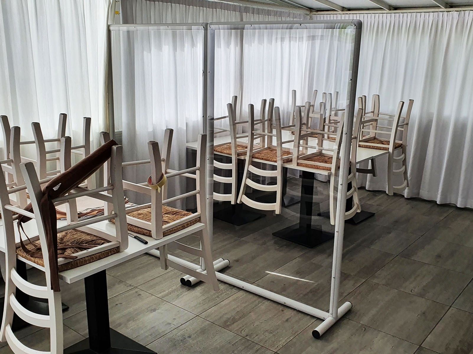 Free standing protective barrier By ProteX Design