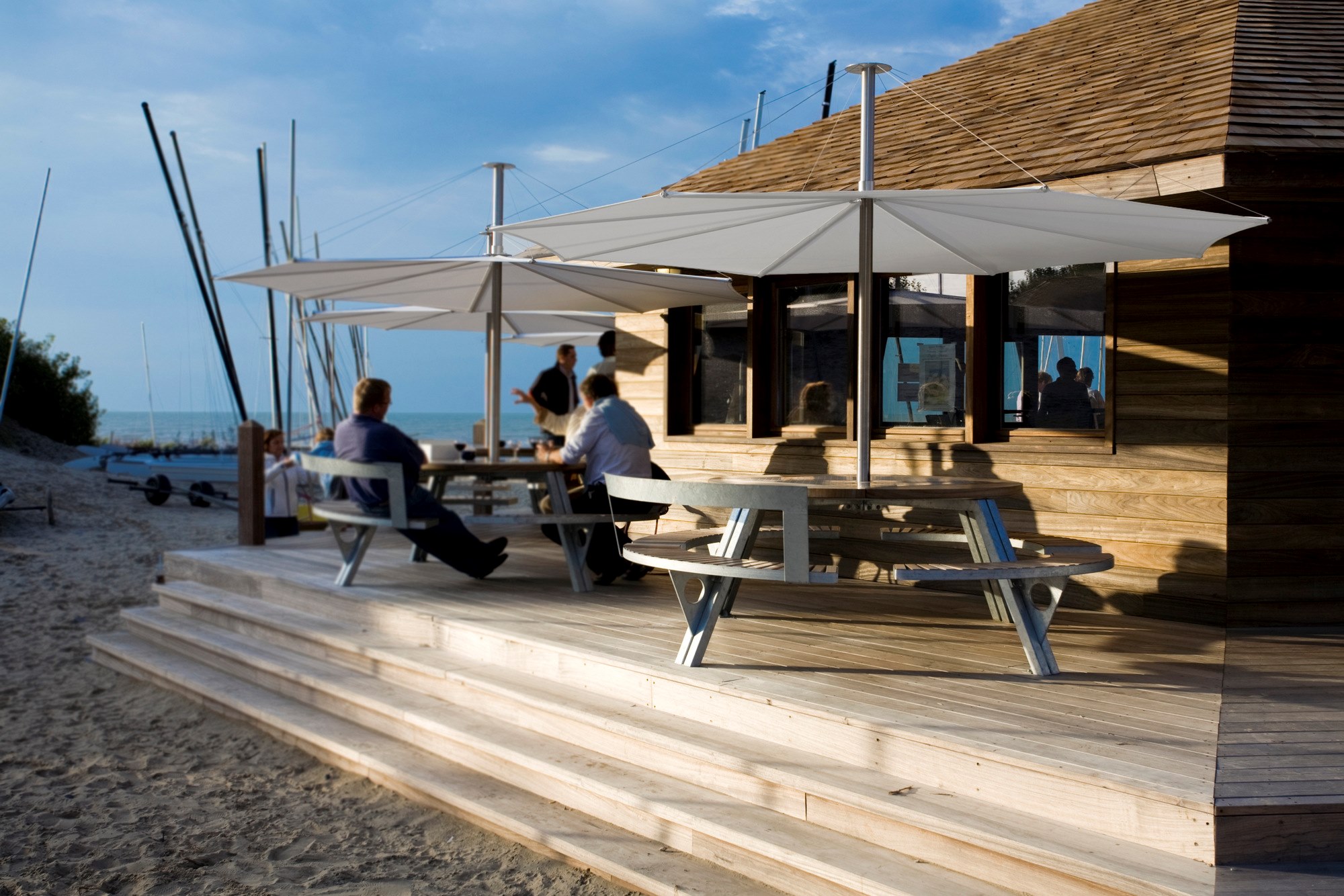 GARGANTUA Picnic table with integrated benches By Extremis | design ...