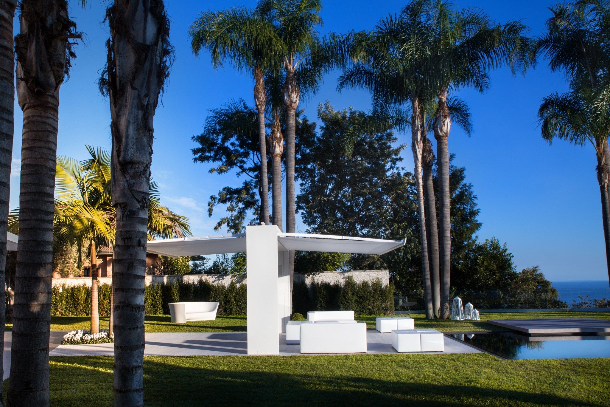 Toldo autoportante con automatización de brazos articulados GATE SHADE ...