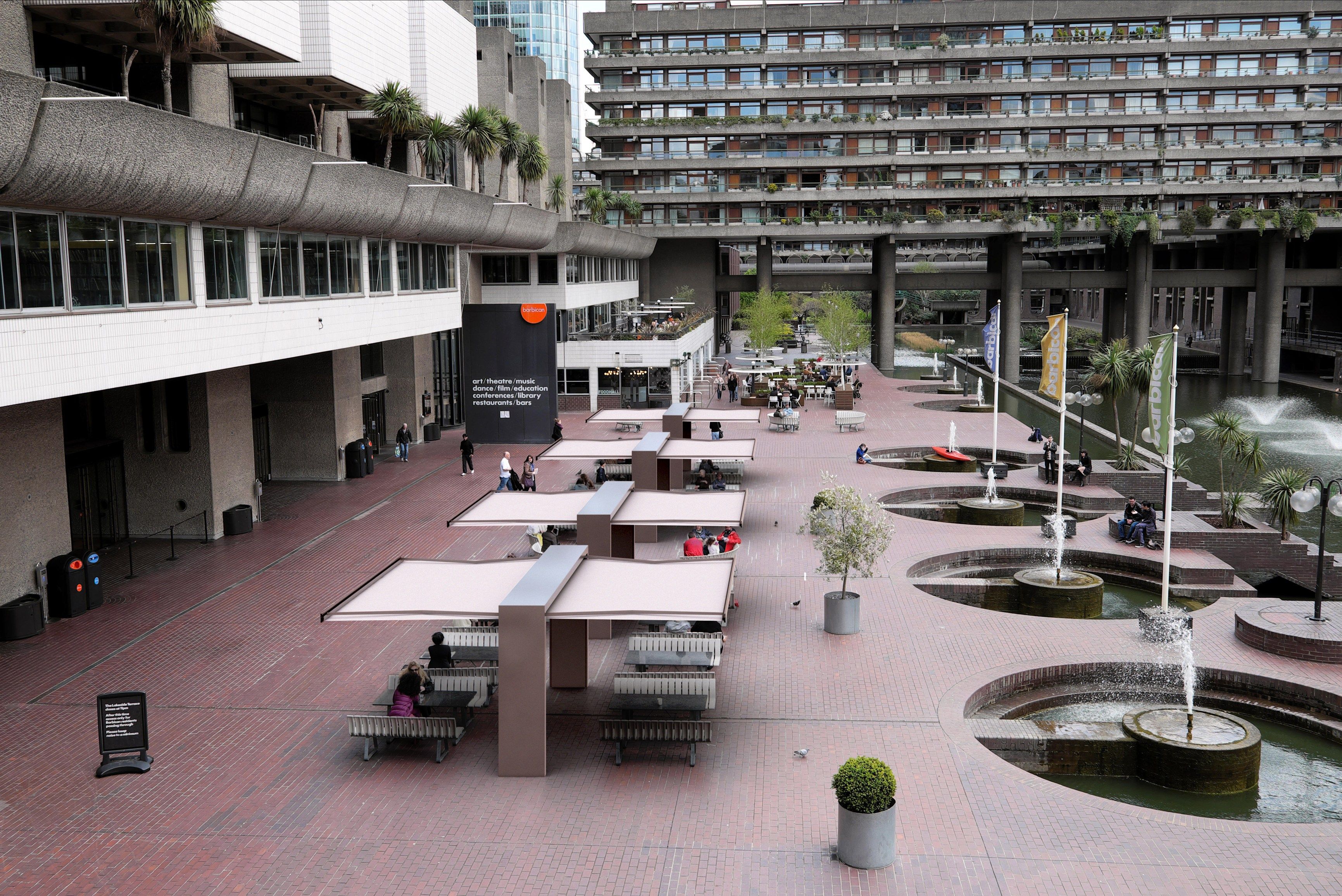 Toldo independente motorizado com braços articulados GATE SHADE By ...