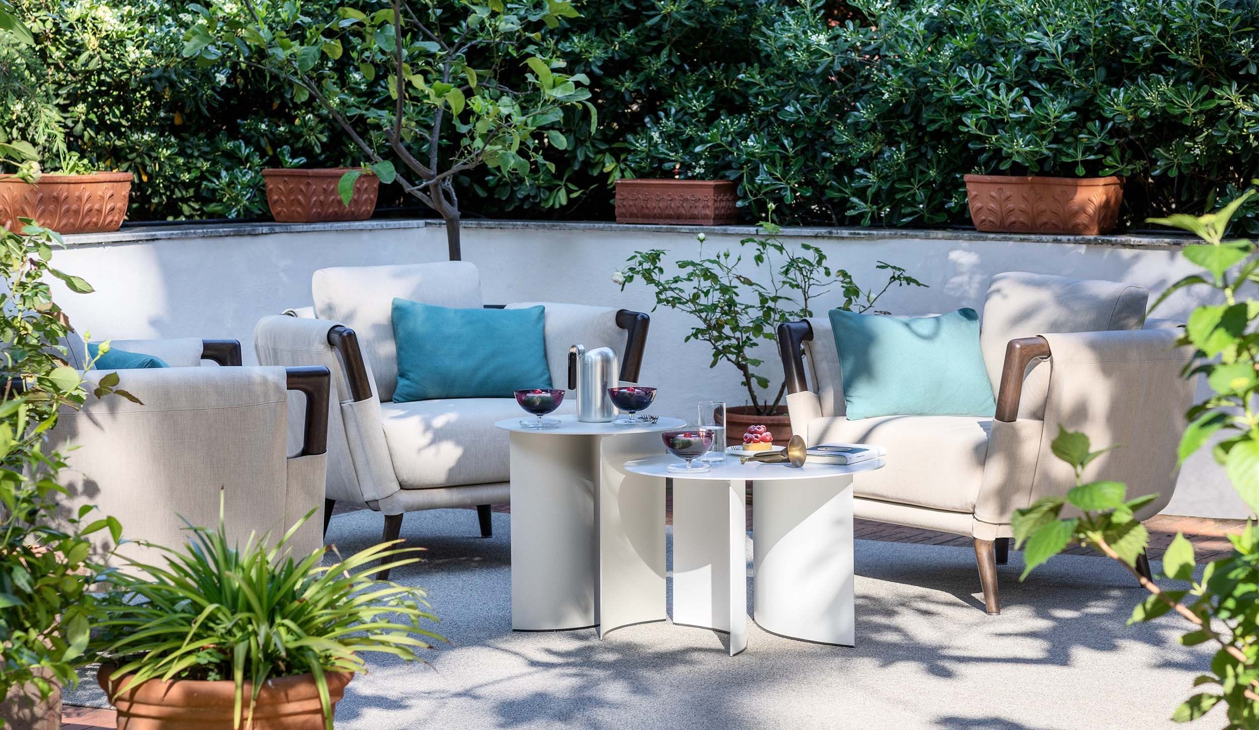 GAUDÍ Fabric garden armchair with removable cover By Flou