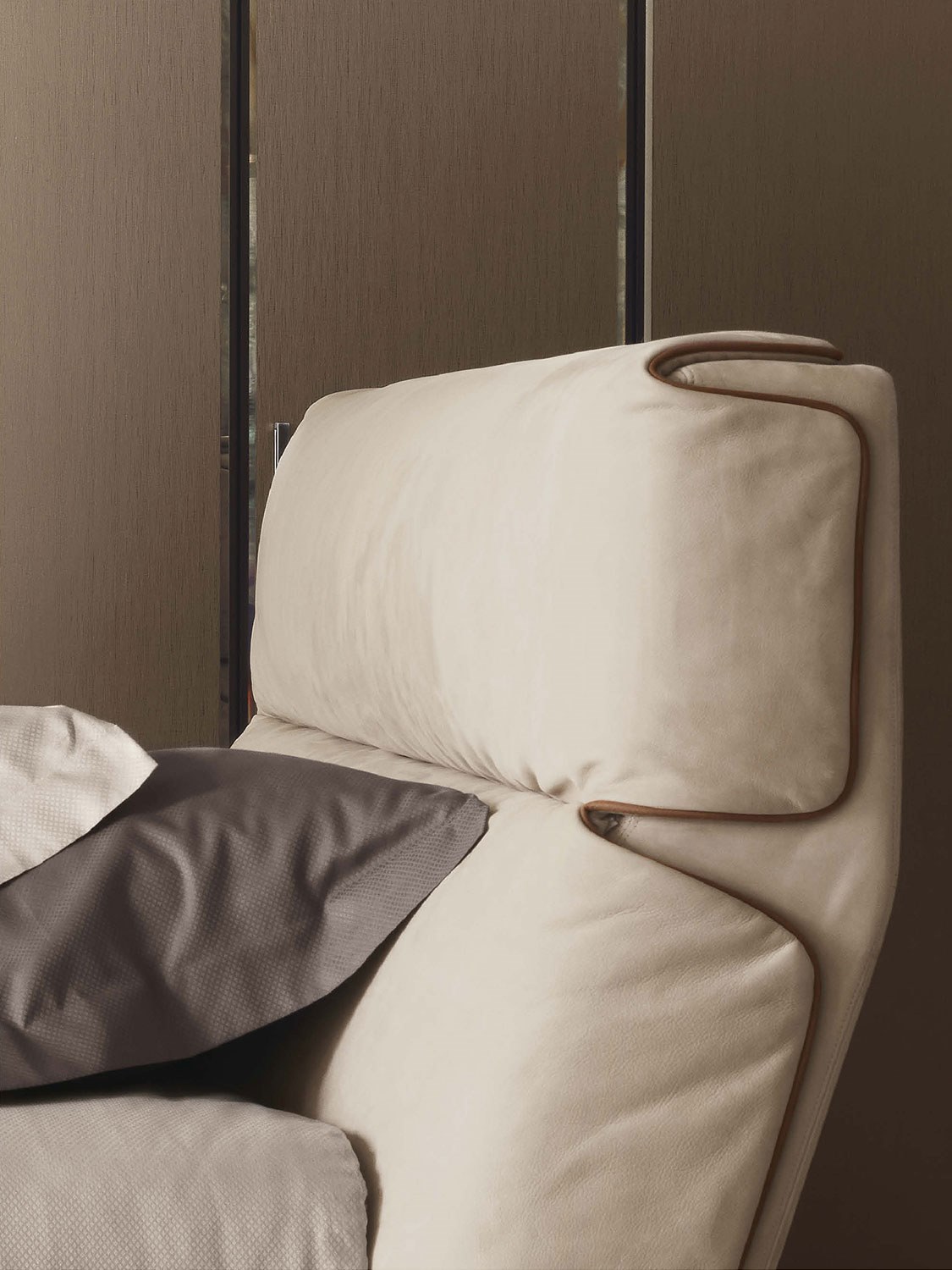 GENTLEMAN Double bed By Flou