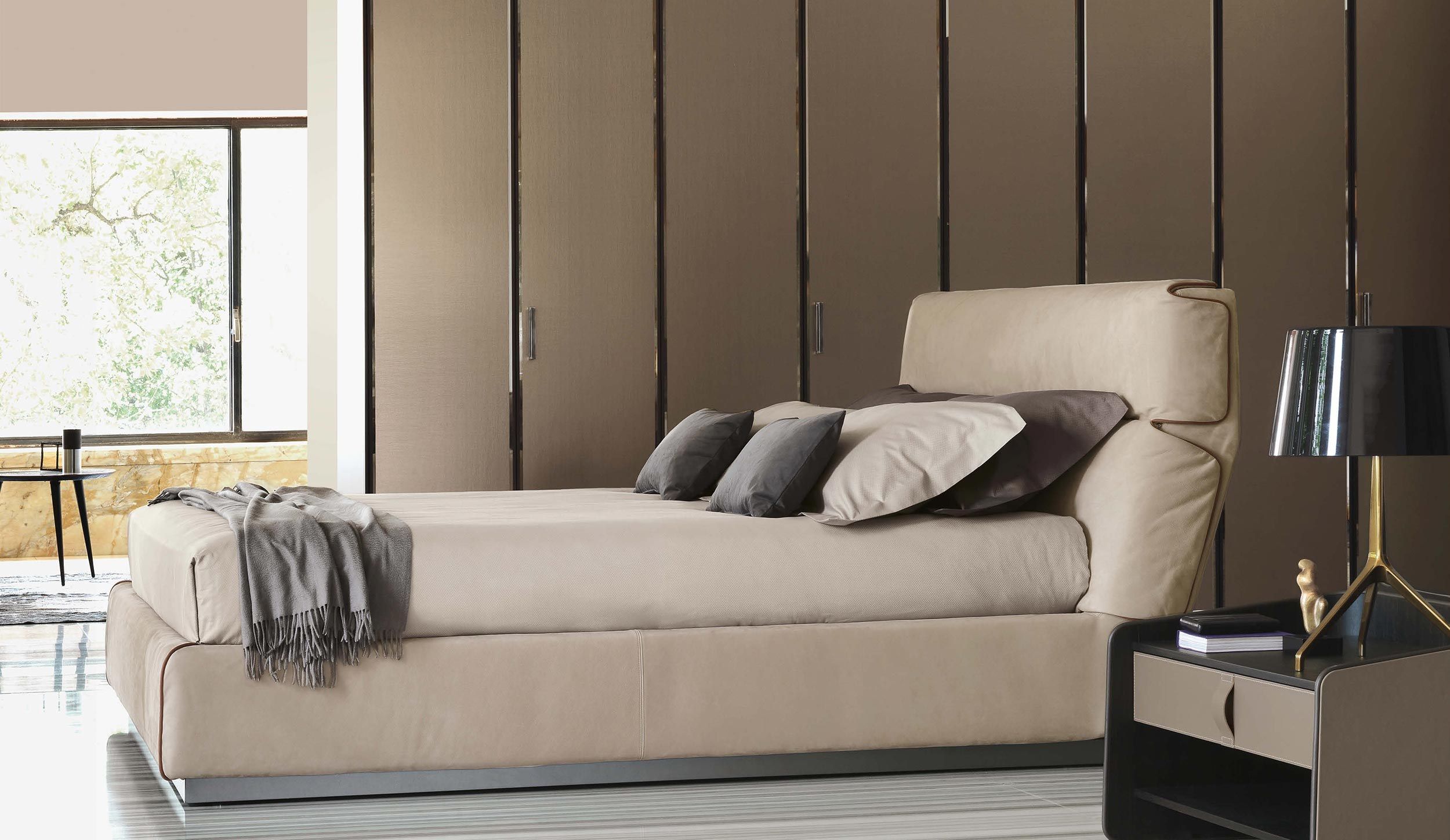 GENTLEMAN Letto con testiera imbottita alta By Flou