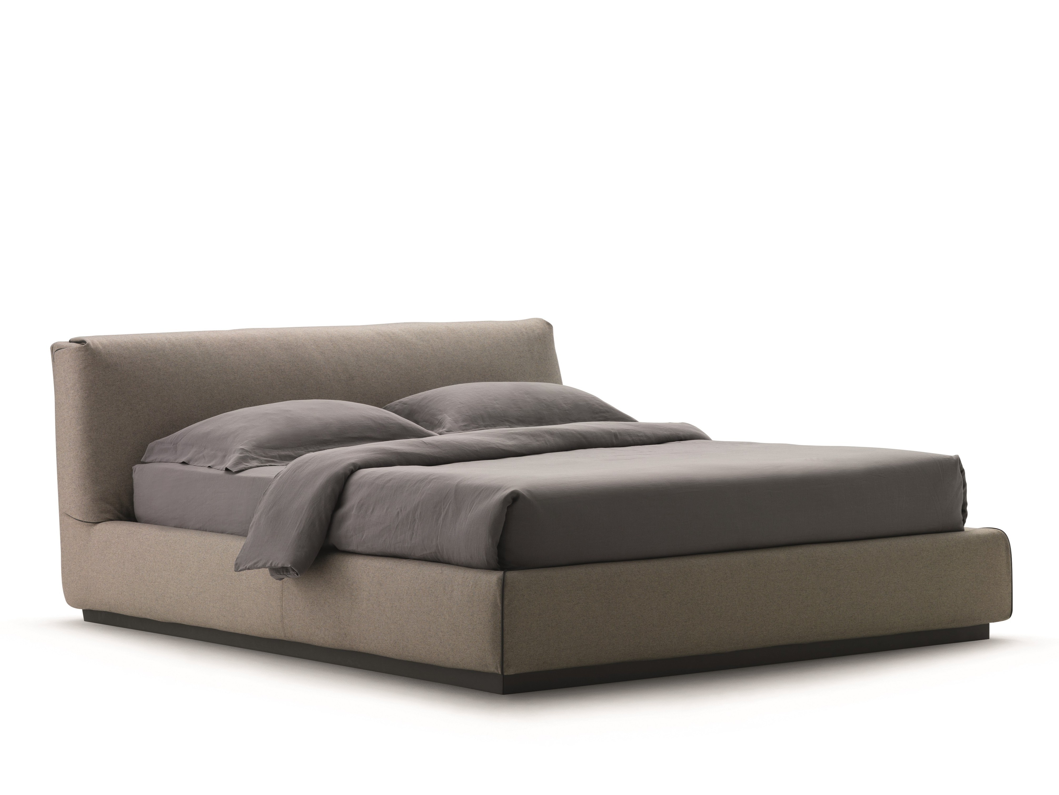 GENTLEMAN Double bed By Flou | design Carlo Colombo