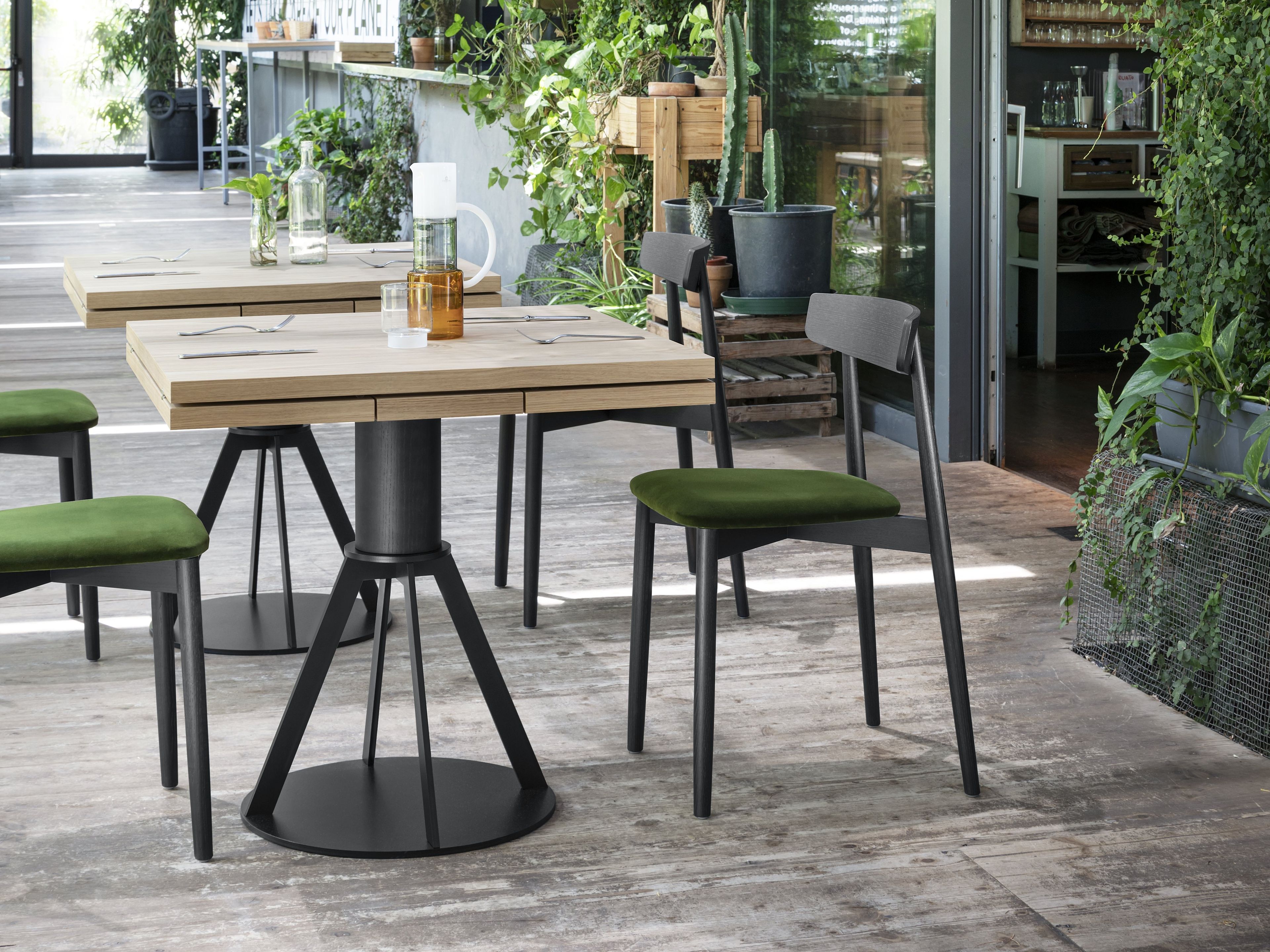 Extending wooden table GERONIMO By Miniforms design Paolo Cappello