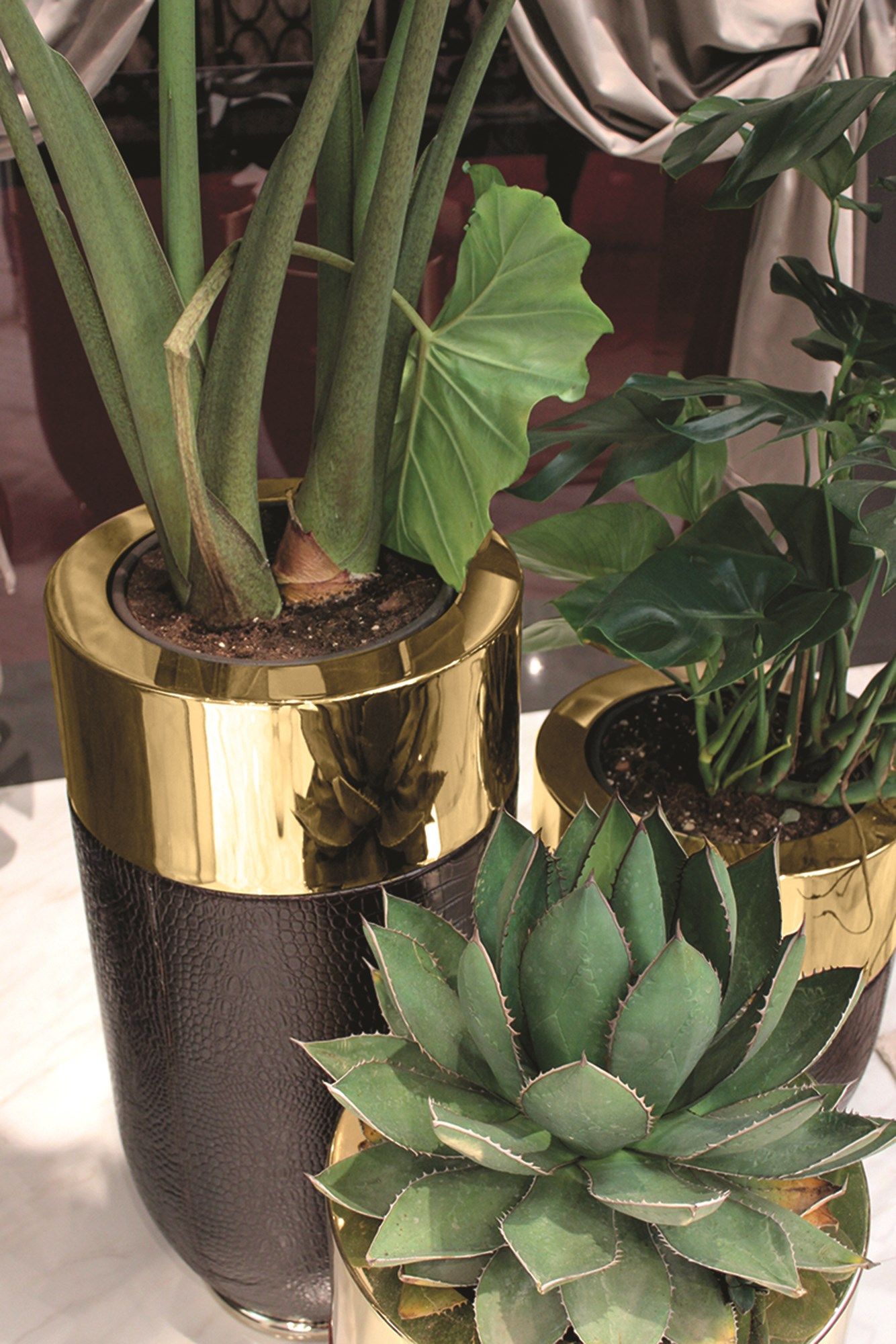 GODWIN CACHEPOT Round plant pot By Longhi | design Giuseppe Iasparra