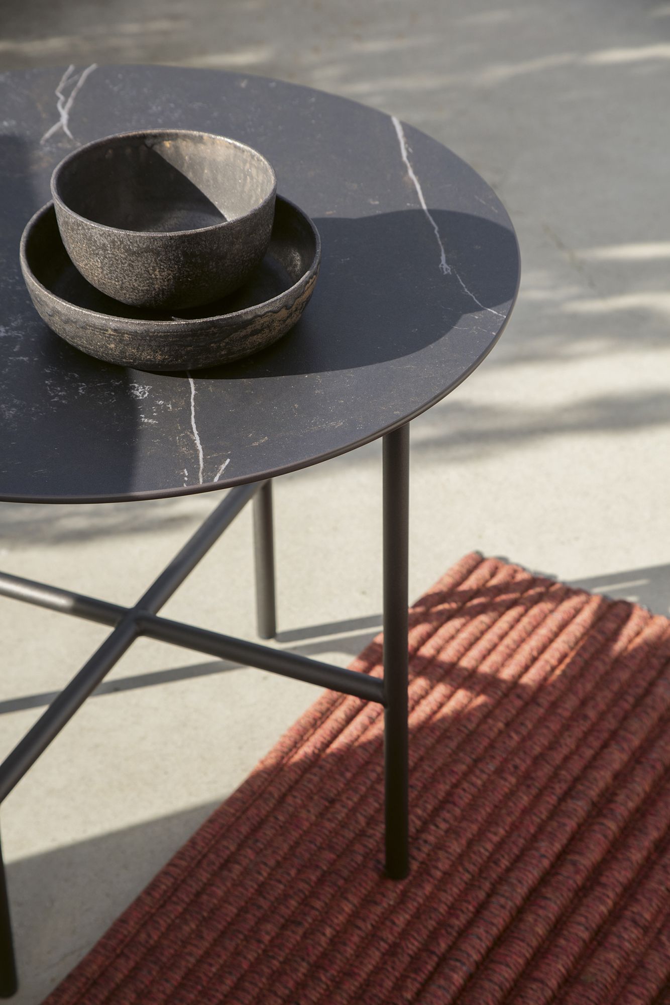 GRADA Round Dekton® garden side table By EXPORMIM | design Lievore ...