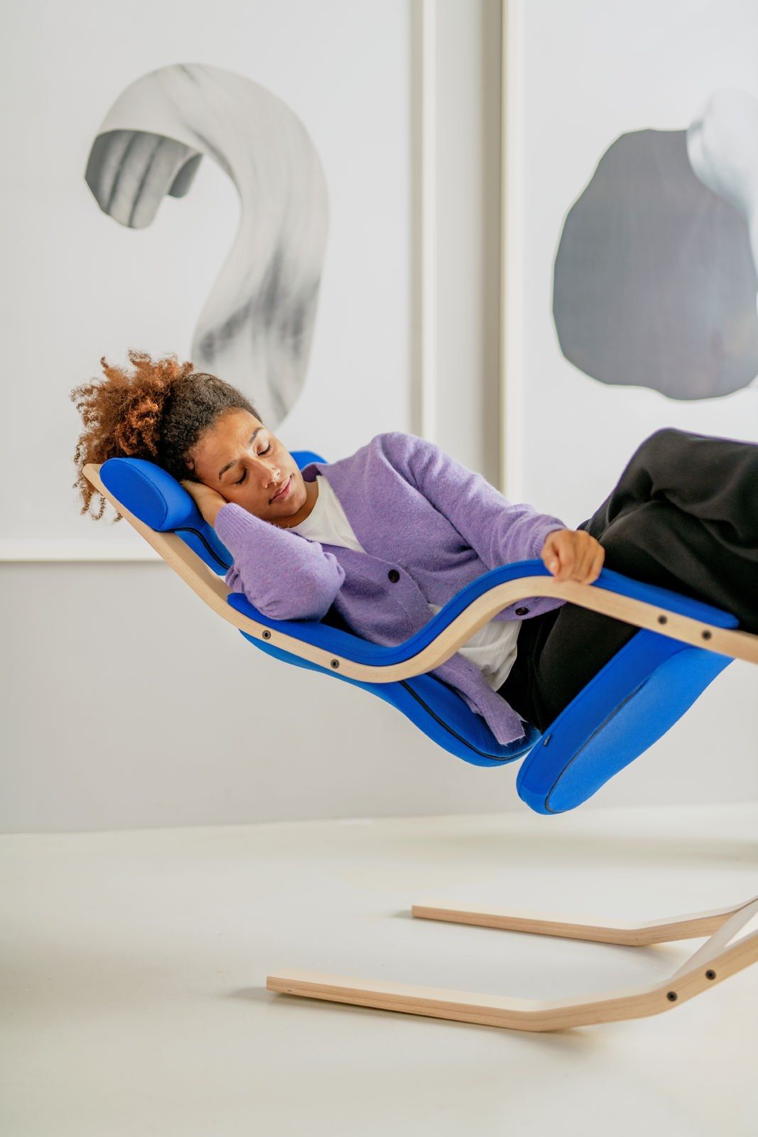 Ergonomic armchair with headrest GRAVITY™ balans® By Varier Furniture