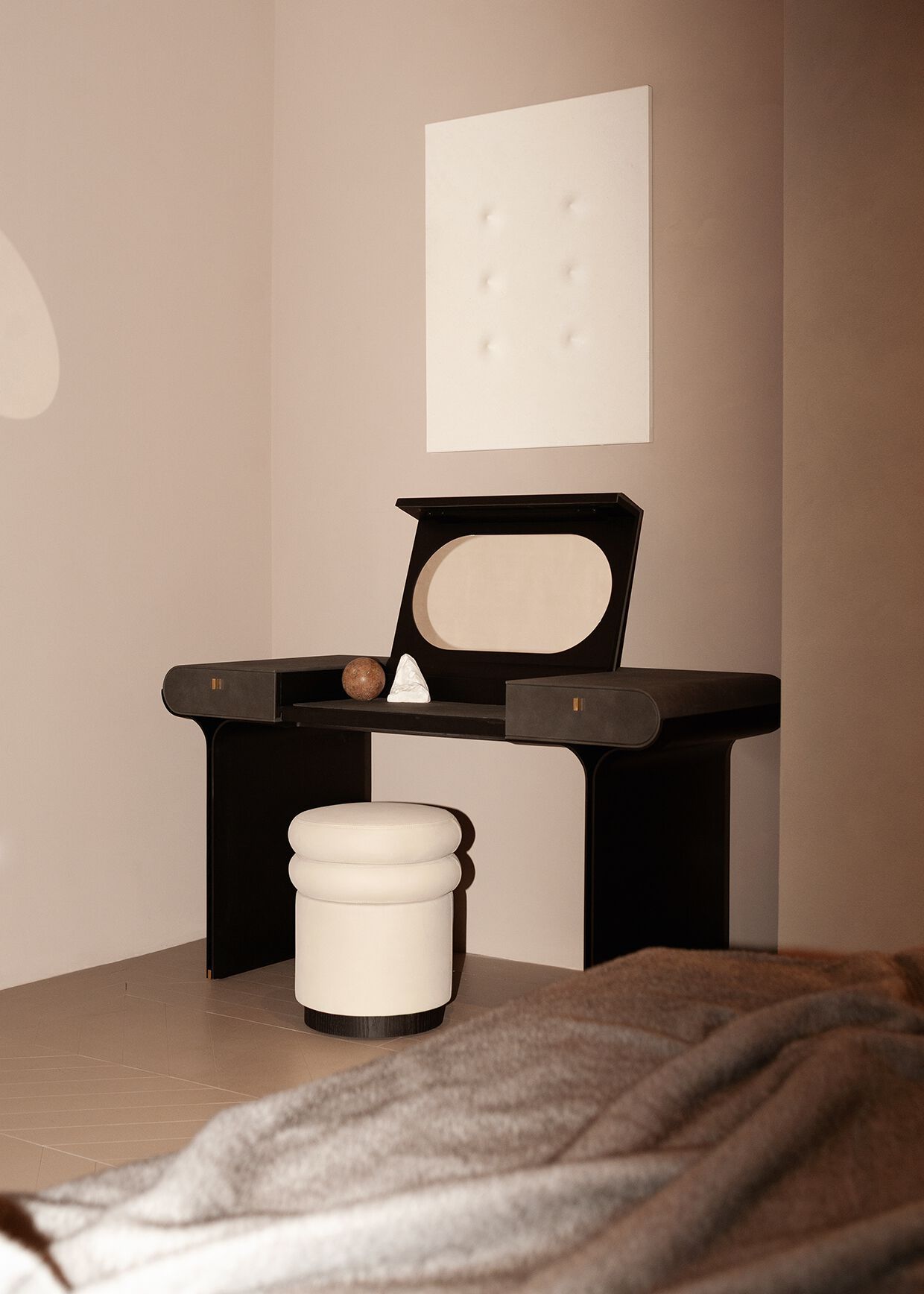 STAMI Desk and vanity desk By Gallotti&Radice | design Studiopepe