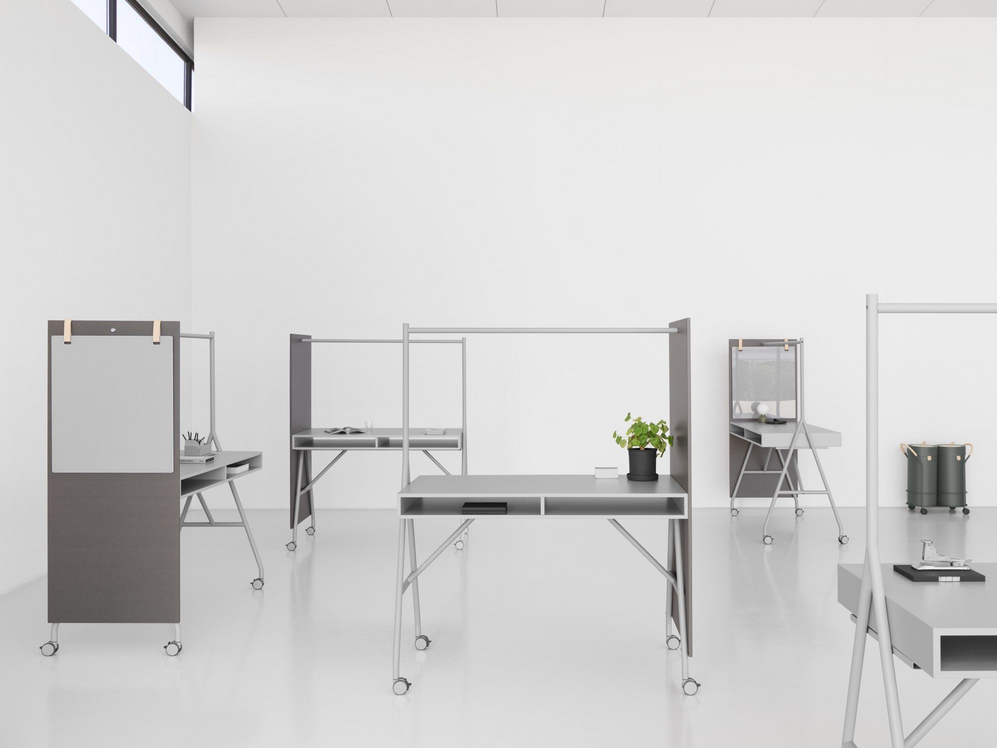 Office desk with casters HANGOUT By Mizetto design ADDI