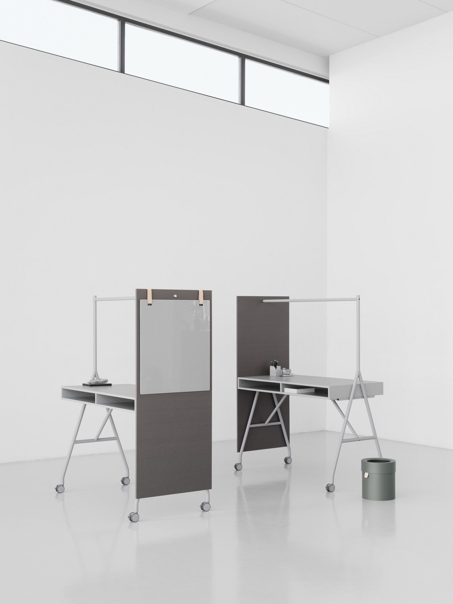 Office desk with casters HANGOUT By Mizetto design ADDI