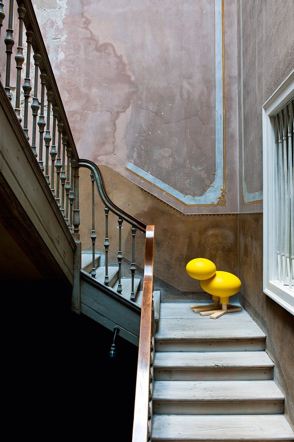 HAPPY BIRD Polyethylene sculpture By Magis | design Eero Aarnio