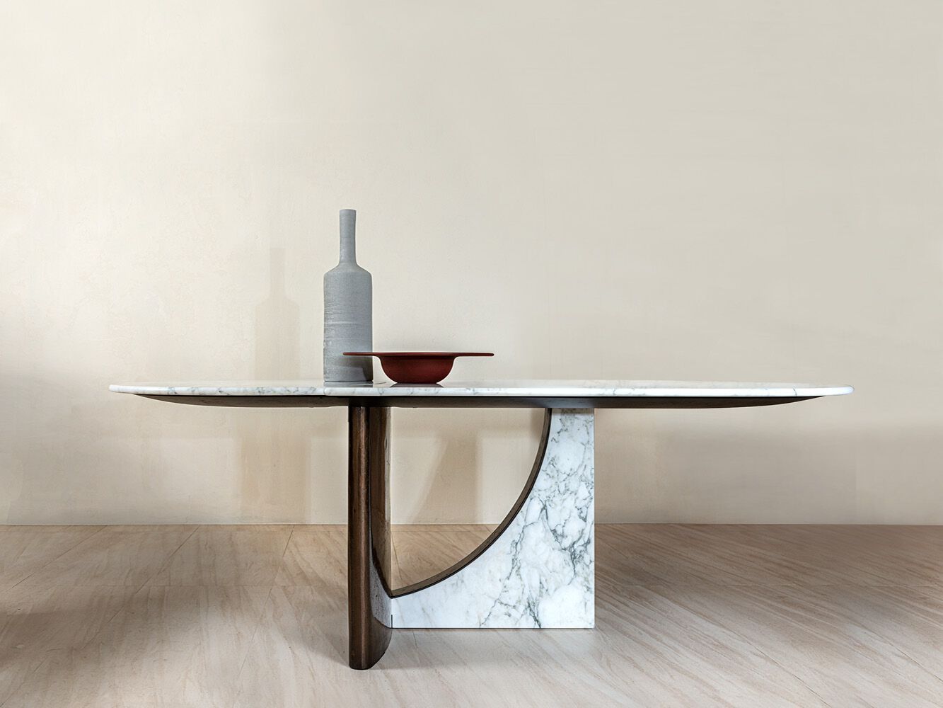 SPINNAKER Oval table in marble and bronze By HESSENTIA | Cornelio Cappellini | design Luca Erba
