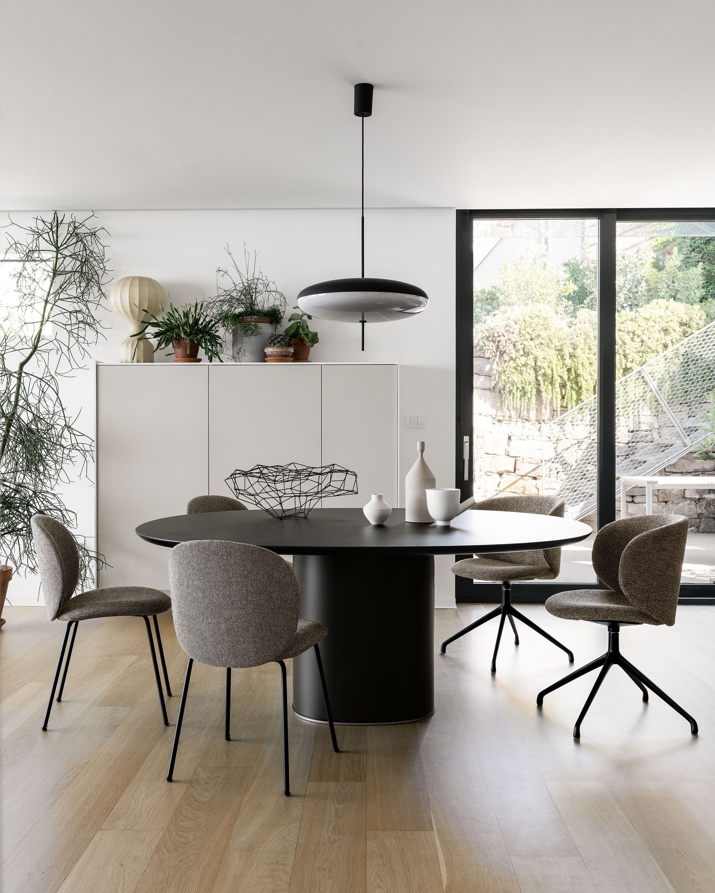 HOLO PILLAR Oval dining table By Kristalia | design Kensaku Oshiro