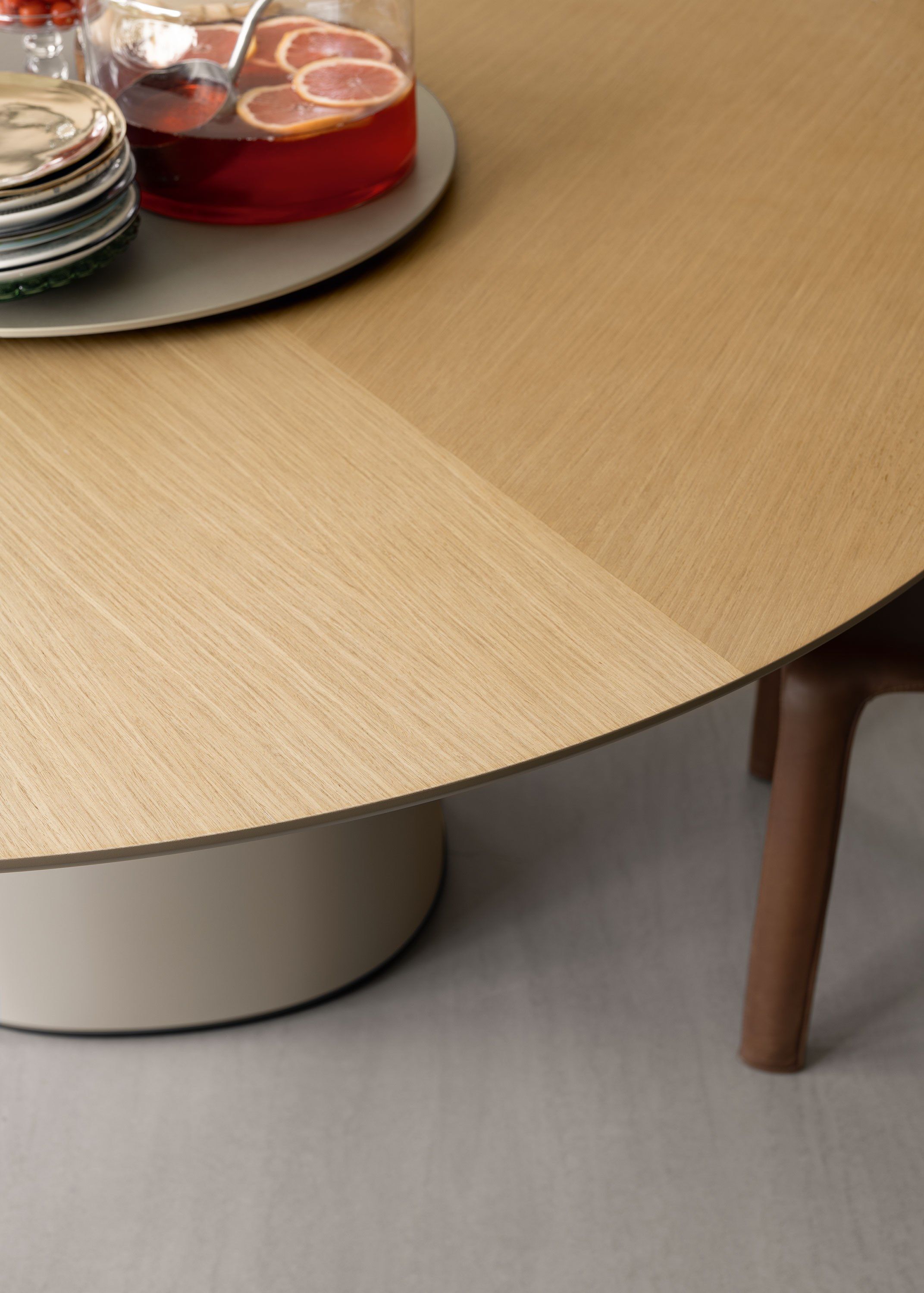 HOLO PILLAR Round dining table By Kristalia | design Kensaku Oshiro