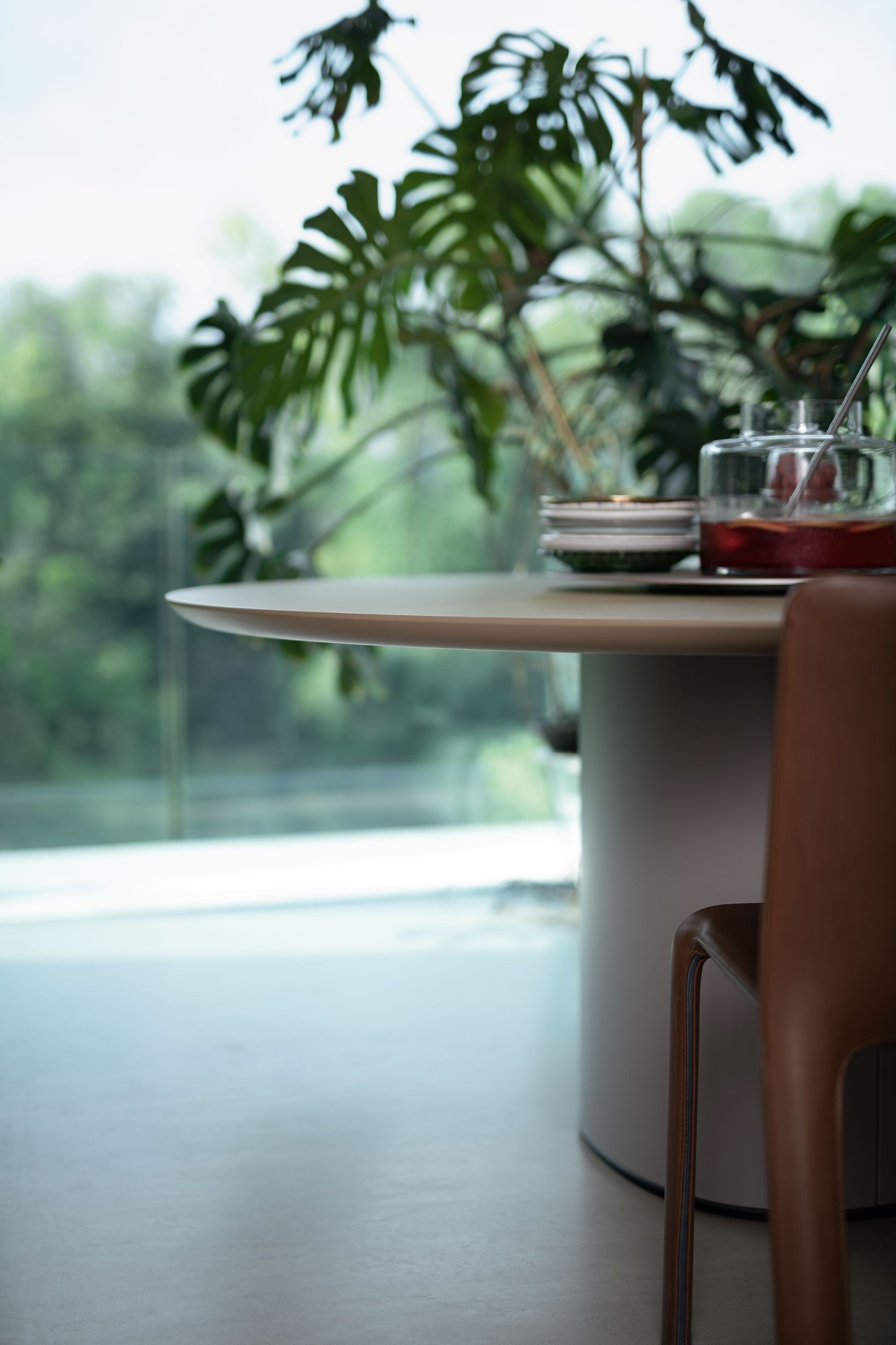 HOLO PILLAR Round dining table By Kristalia | design Kensaku Oshiro