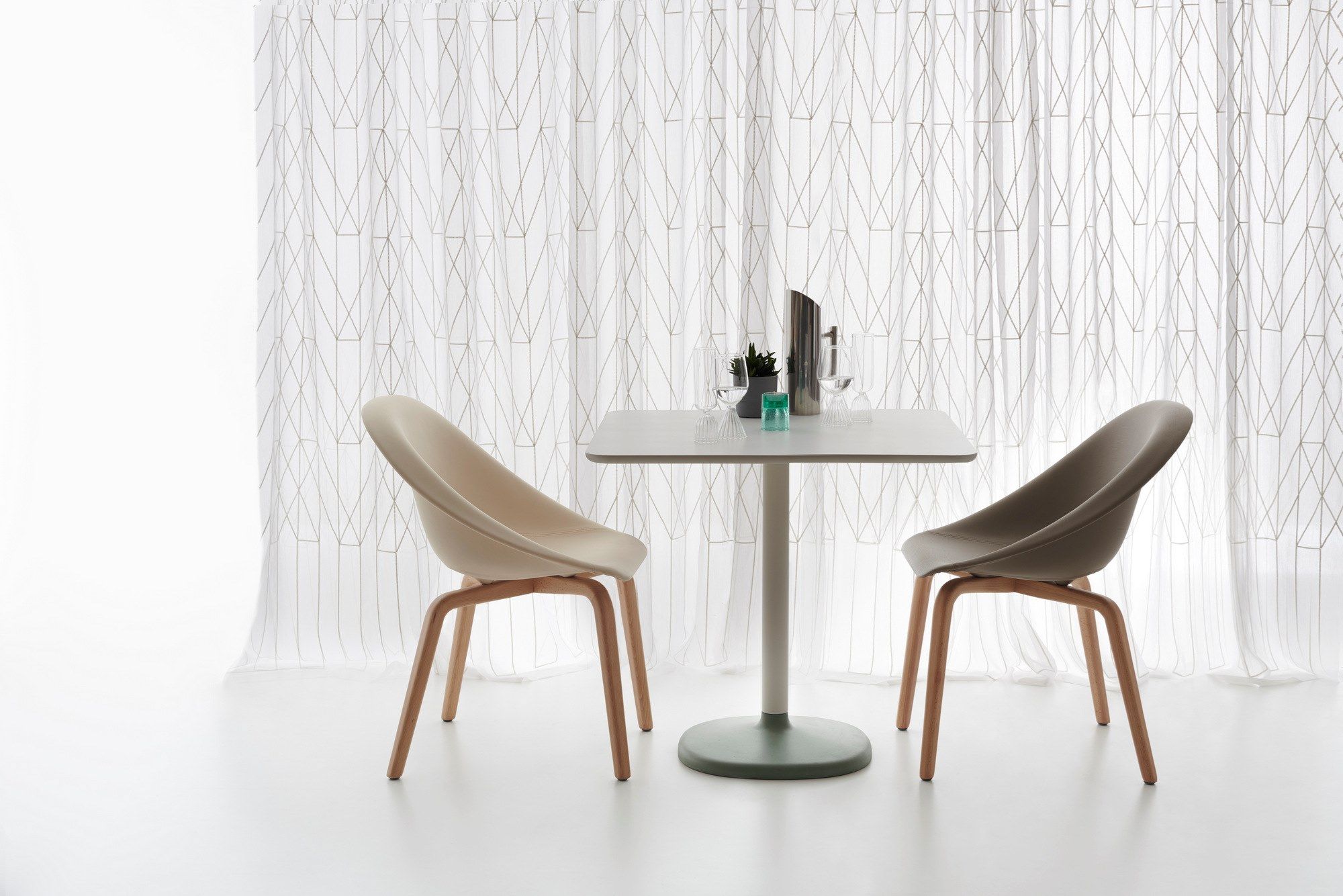 HOOP | Leather chair By B-LINE design Karim Rashid