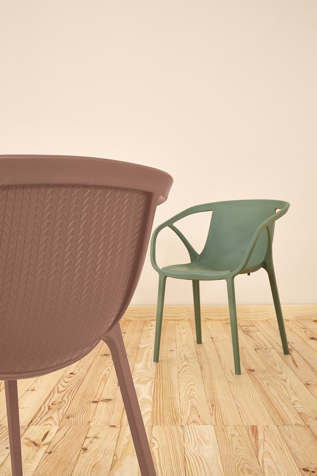 HOP Stackable polypropylene garden chair with armrests By Ezpeleta