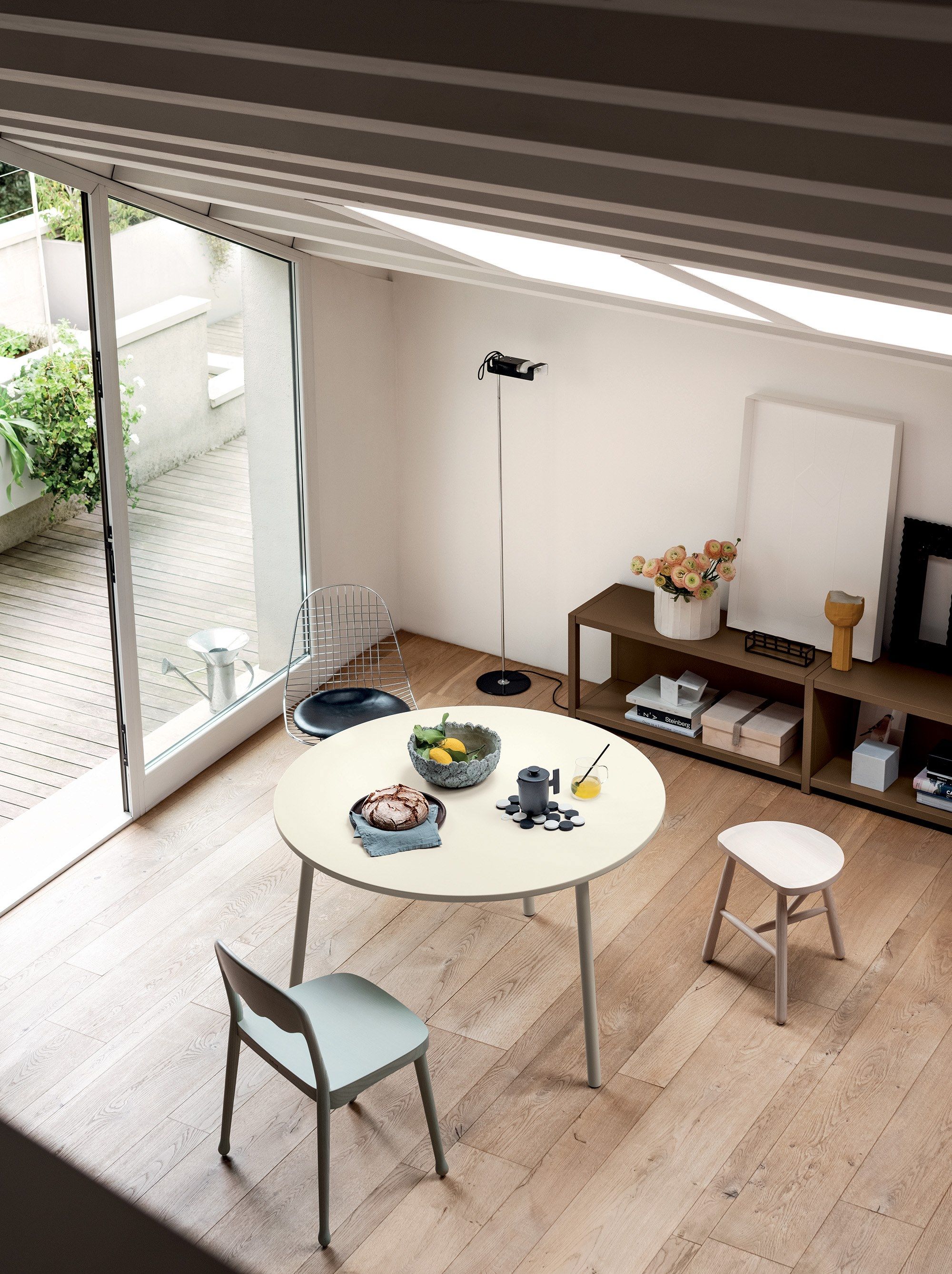 HUG | Round table By Fantin design Giulio Iacchetti