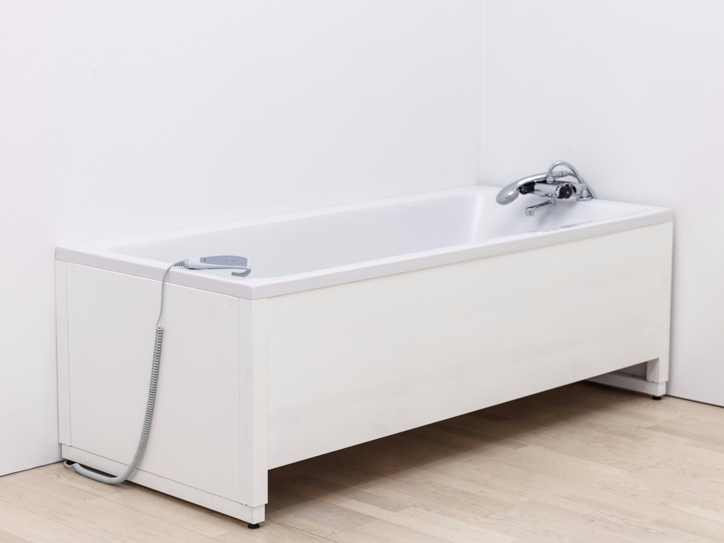 Height-adjustable bathtub Height-adjustable bathtub By Ropox