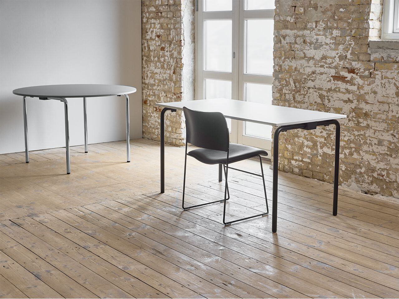 40/4 Sedia impilabile a slitta in acciaio e legno By Howe | design ...