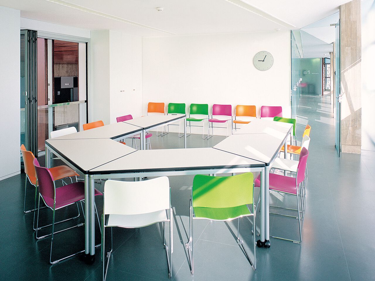 SIMPLA | Folding table Stacking folding table By Howe | design John Bollen