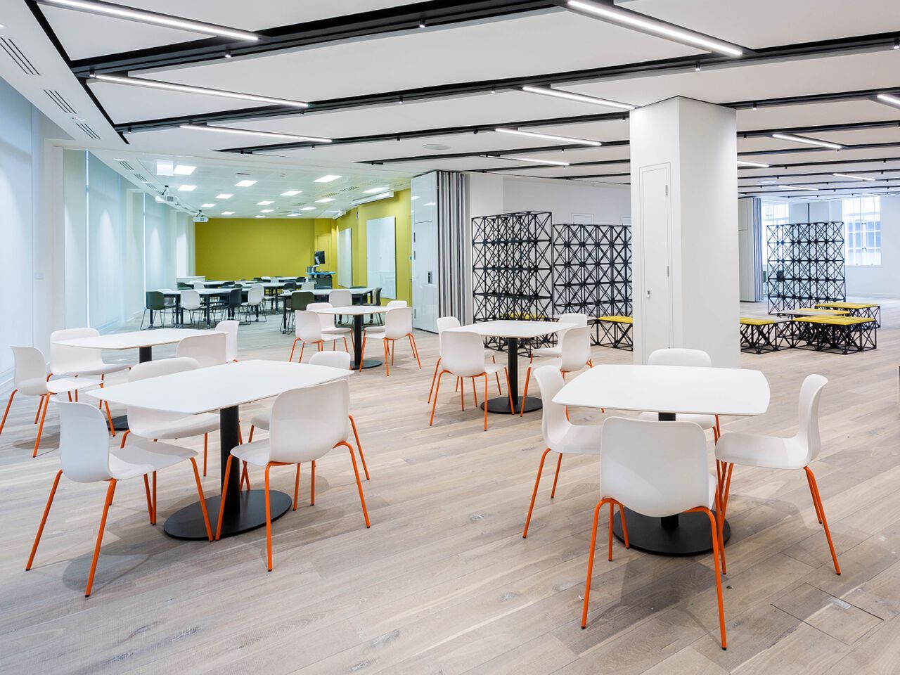 SIXE Stackable chair By Howe | design Pearson Lloyd