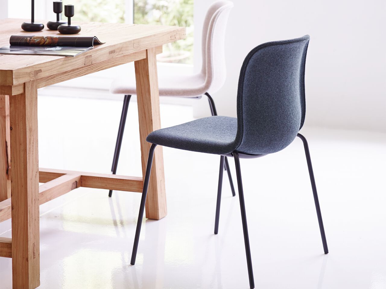 SIXE Stackable chair By Howe | design Pearson Lloyd