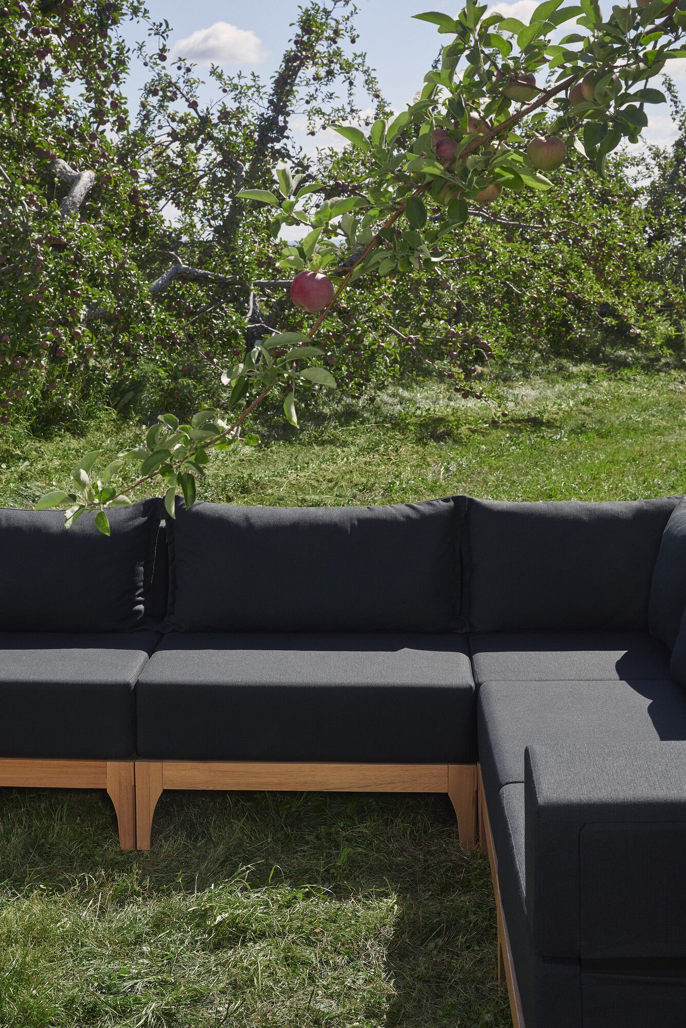VIVERE Garden sofa By Humble Nature