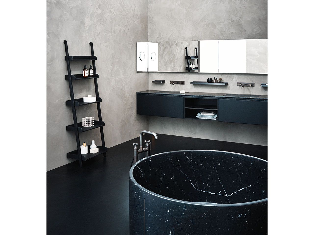 IN-OUT Freestanding round marble bathtub By Agape