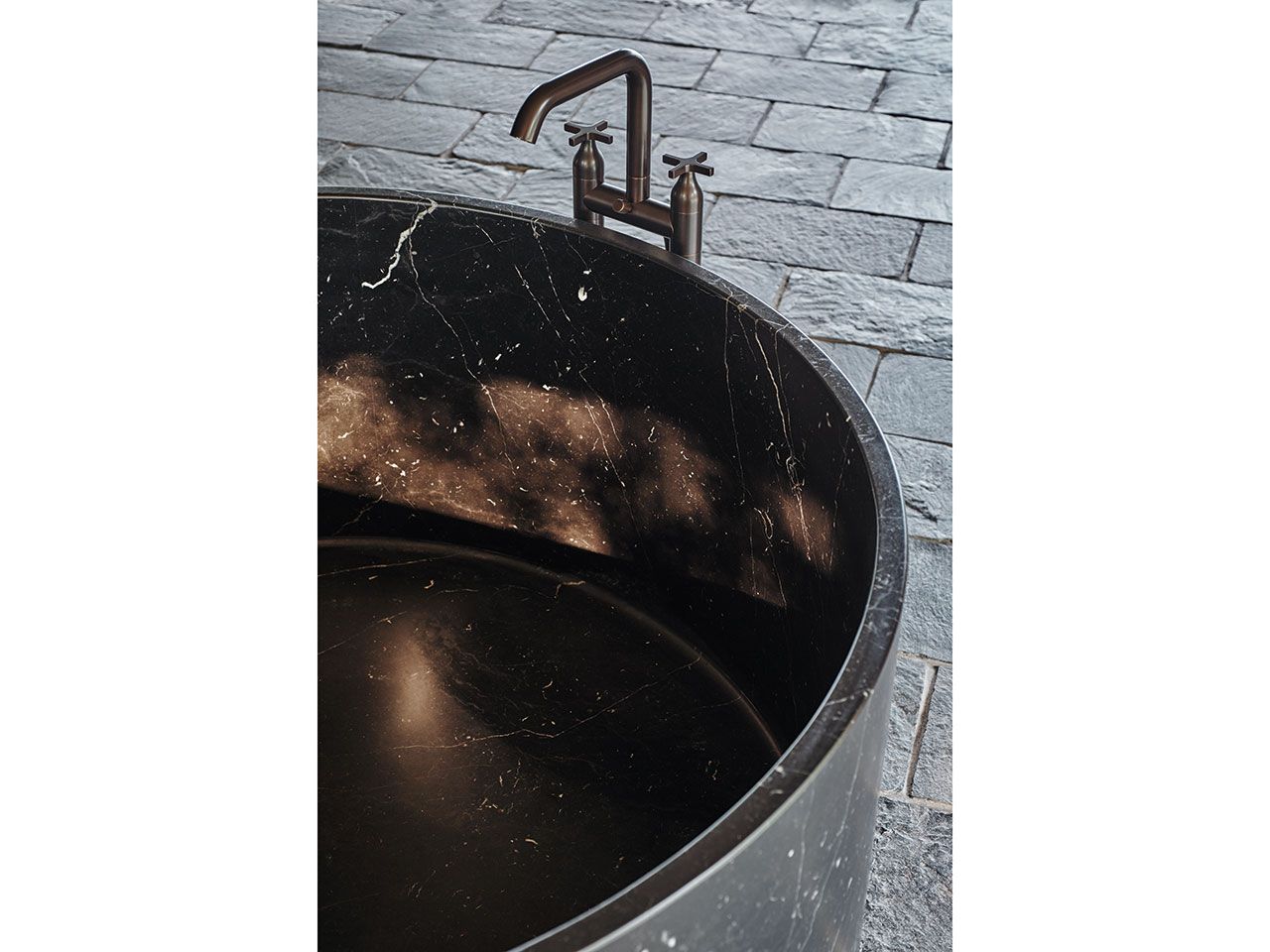 IN-OUT Freestanding round marble bathtub By Agape