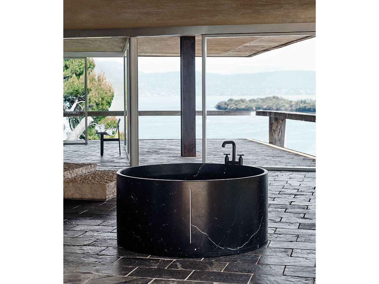 IN-OUT Freestanding round marble bathtub By Agape