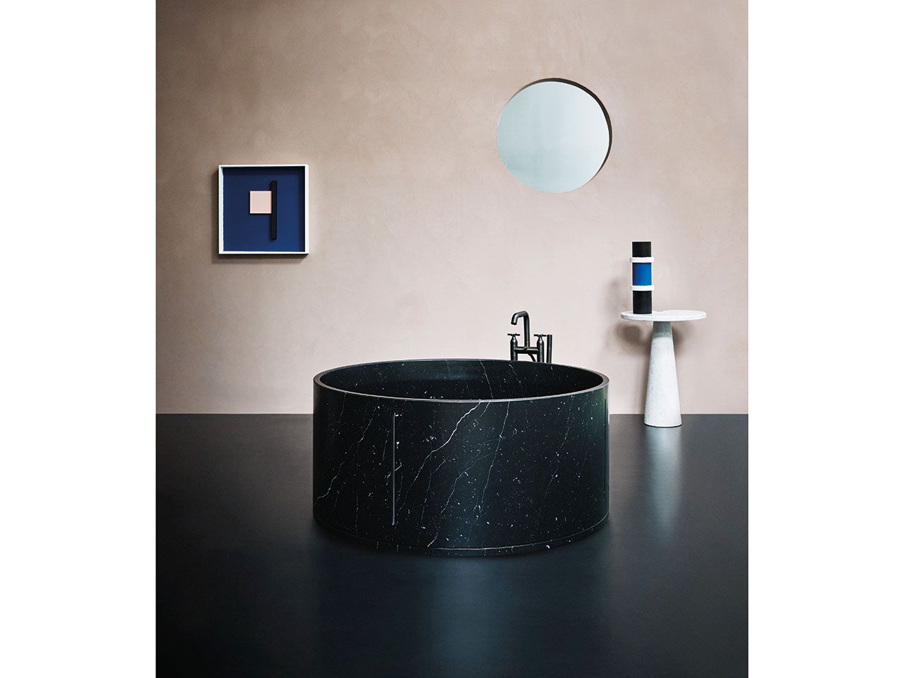 IN-OUT Freestanding round marble bathtub By Agape