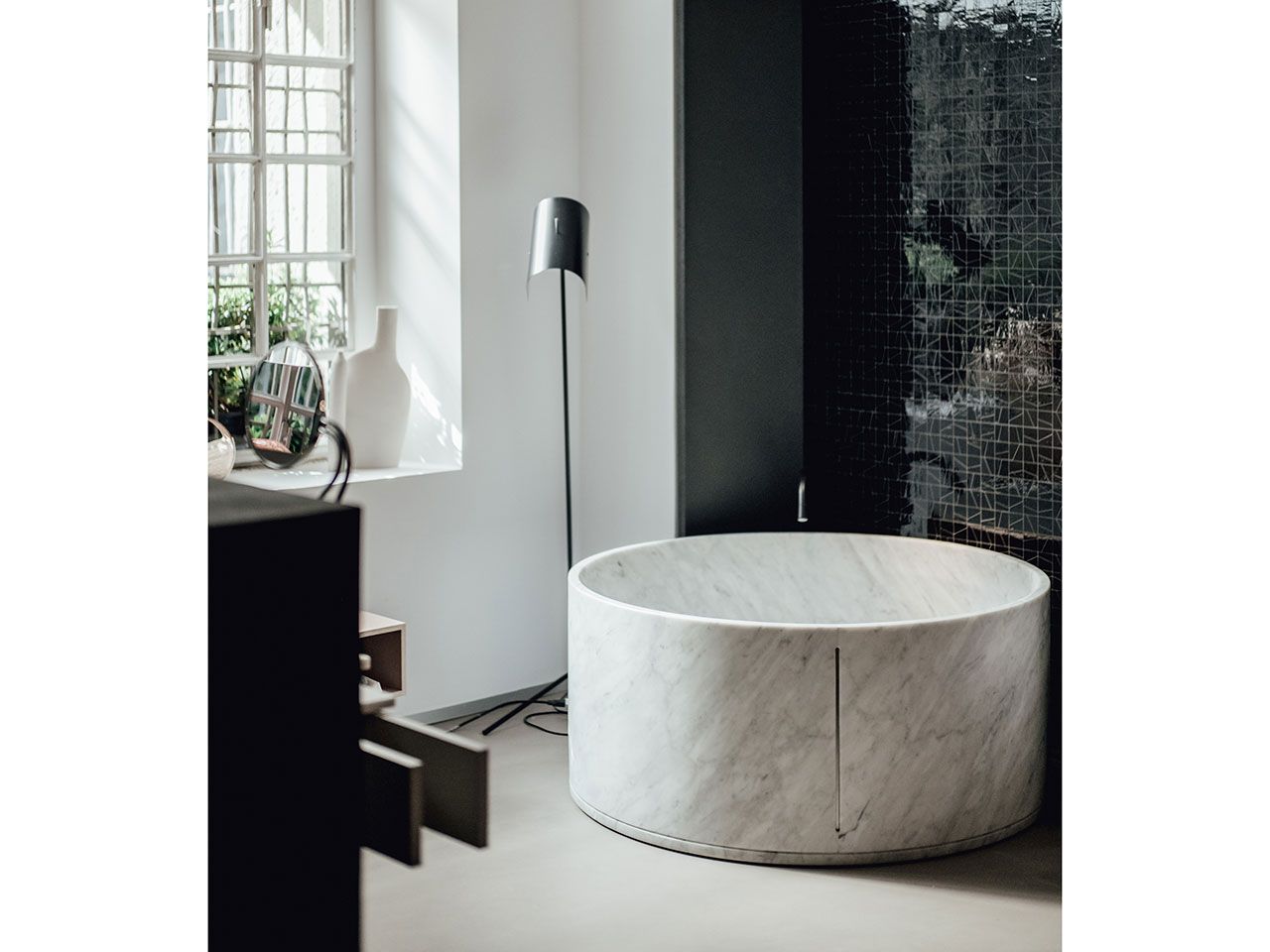 IN-OUT Freestanding round marble bathtub By Agape