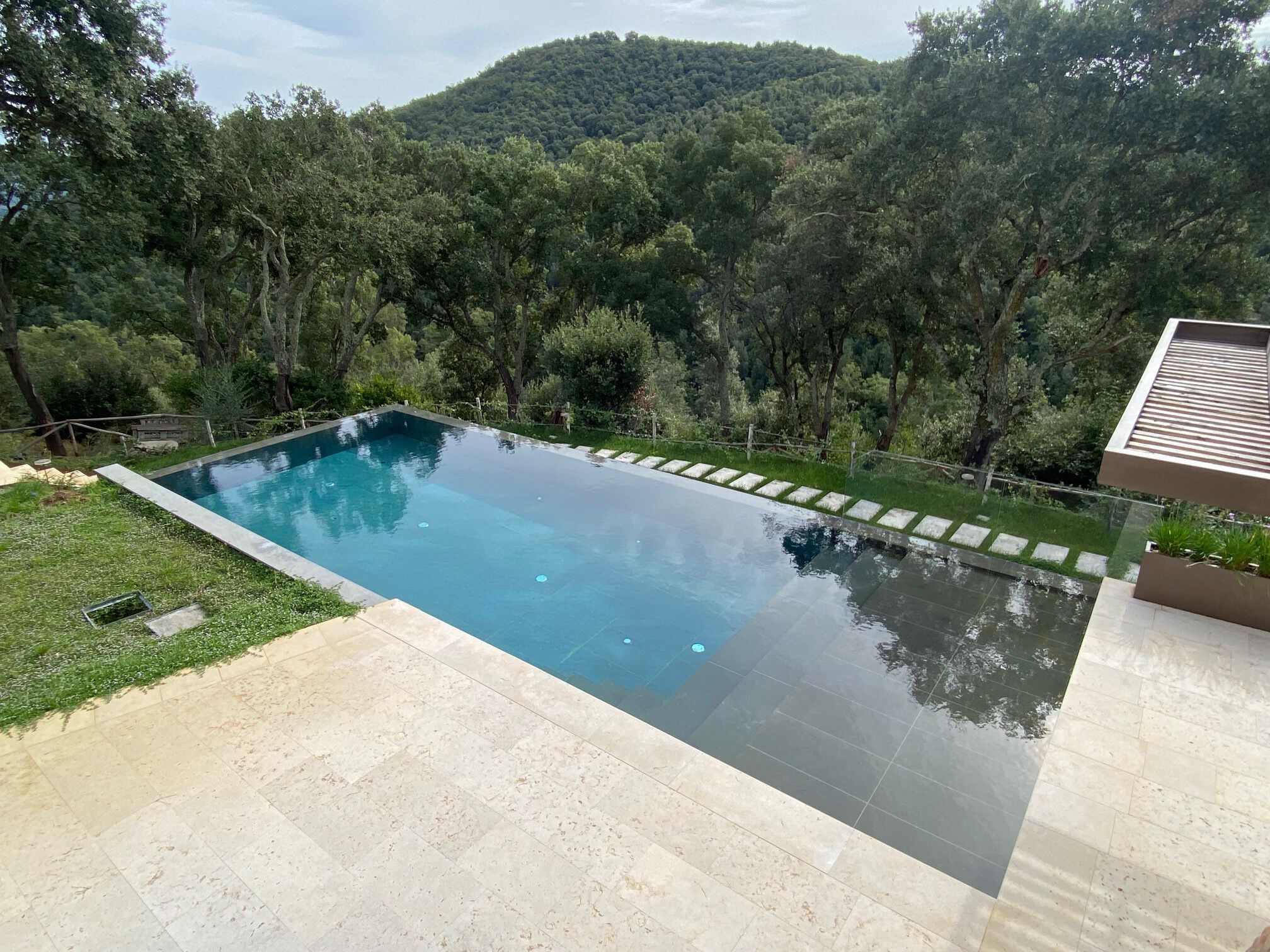 Infinity swimming pool Swimming pool By INDALO PISCINE