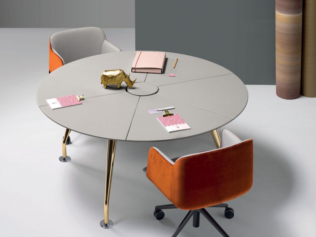 INFINITY Round leather meeting table By Quinti Sedute