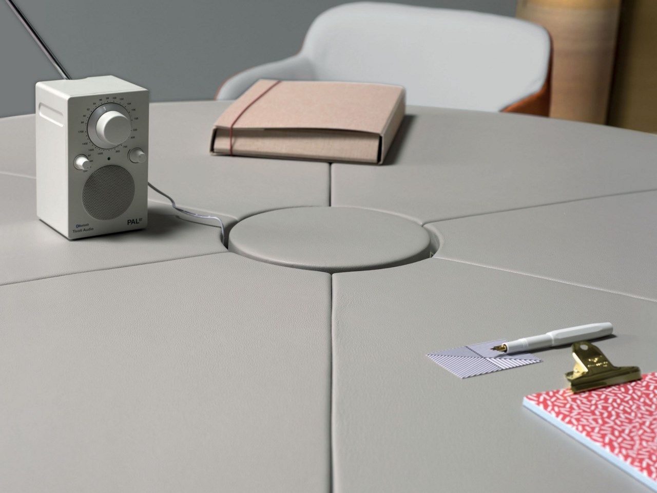 INFINITY Round leather meeting table By Quinti Sedute