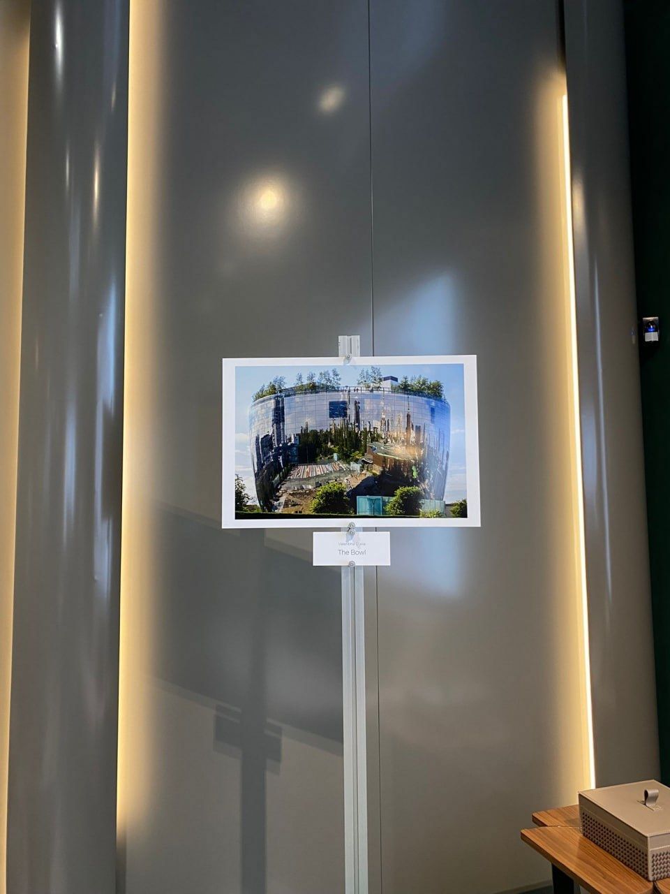 INUNO | Floor-standing display unit By STUDIO T