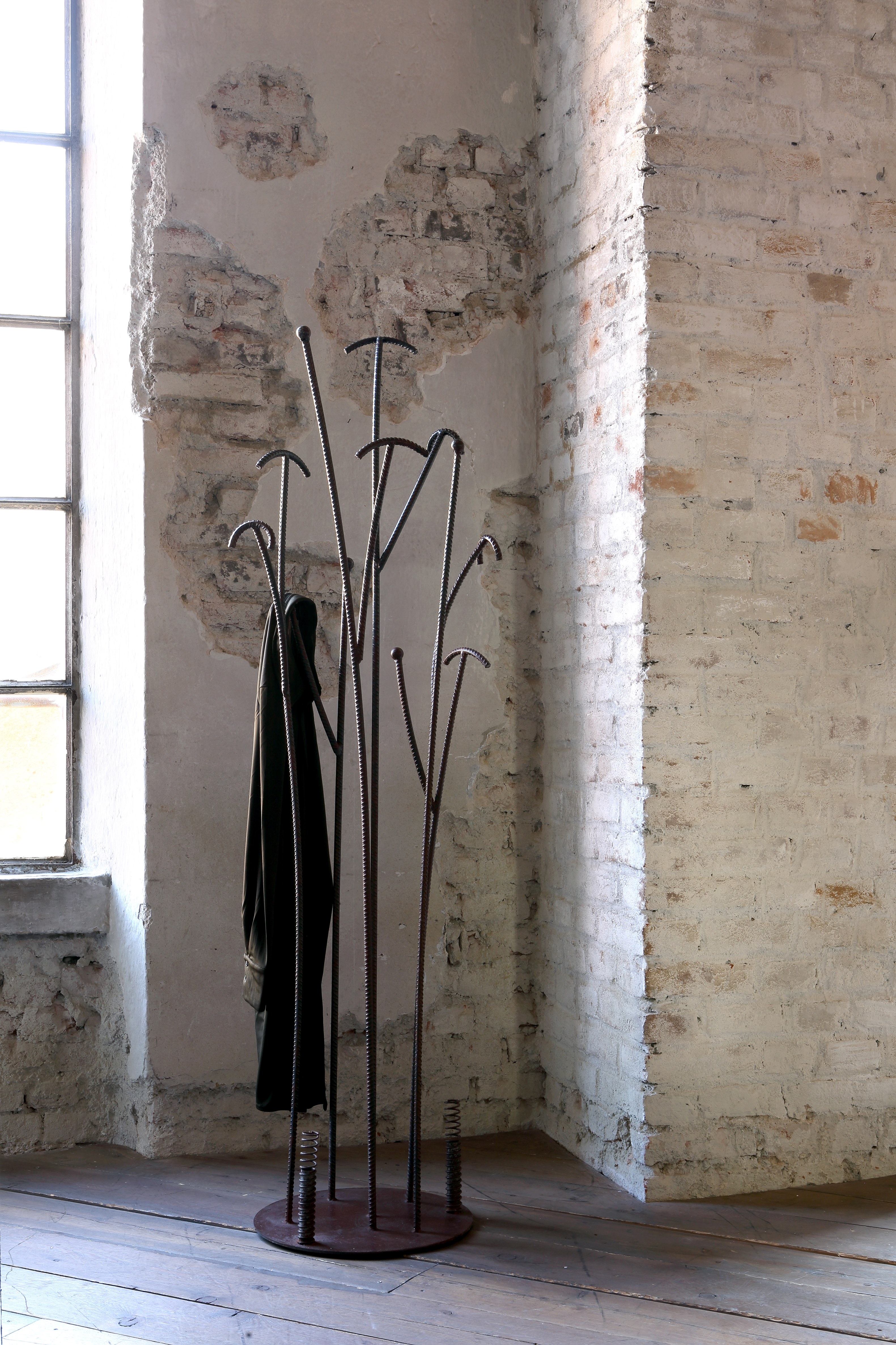 IRONY TREE Painted metal coat stand By Zeus | design Maurizio Peregalli ...
