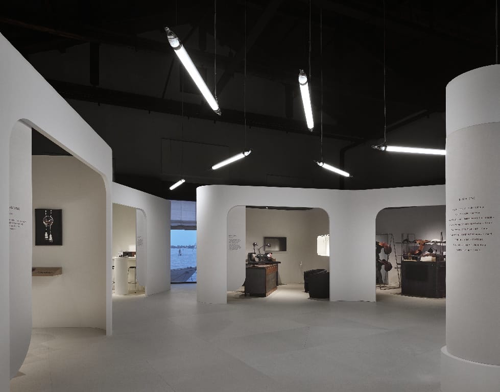 ISIGN LED polycarbonate pendant lamp By iGuzzini | design Jean-Marie ...