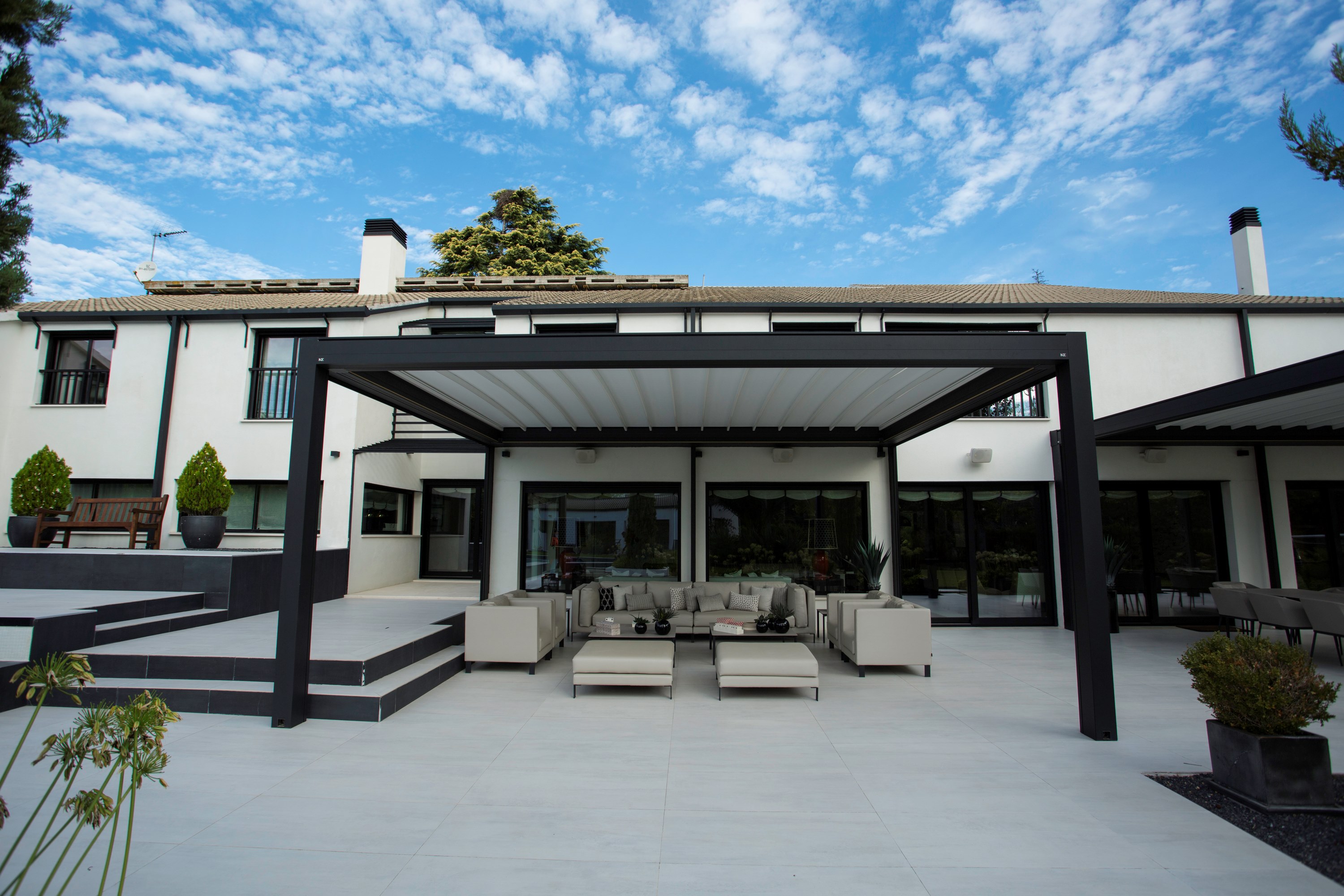 Pergola addossata con copertura scorrevole ISOLA 3 - KE Outdoor Design ...